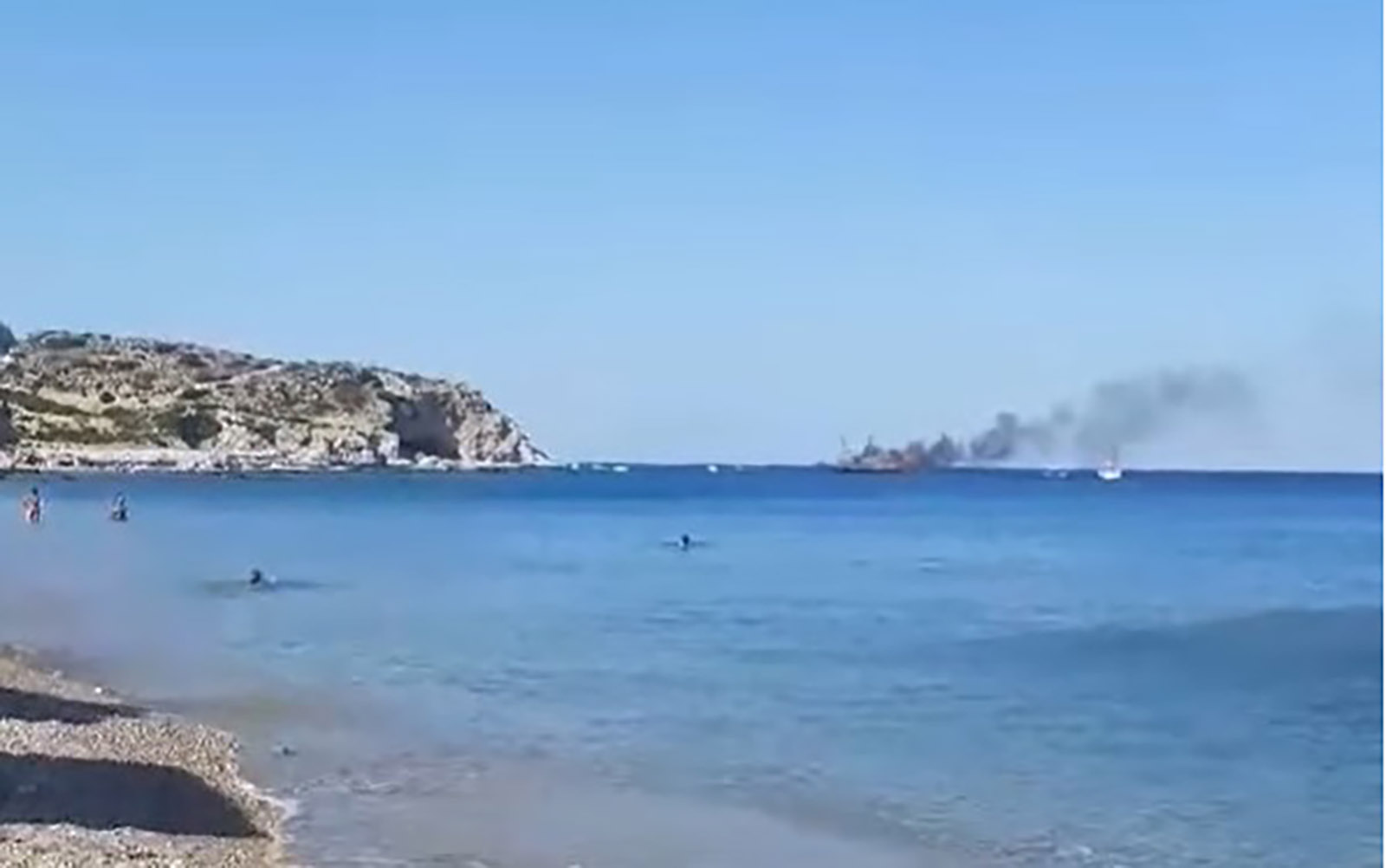 Požar na turističkom brodu na Rodosu: Putnici panično skakali u more VIDEO