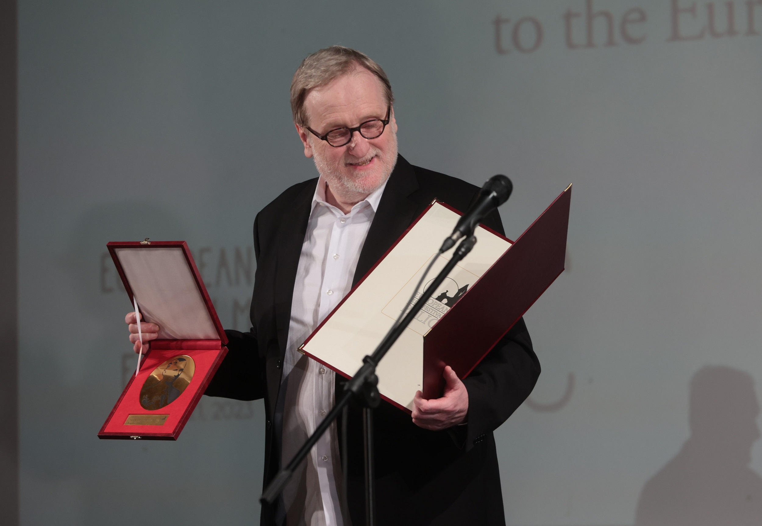 "E, hvala vam, baš ste mi lepo aplaudirali u ovoj prohladnoj večeri": Bogdan Diklić i smeh do ...