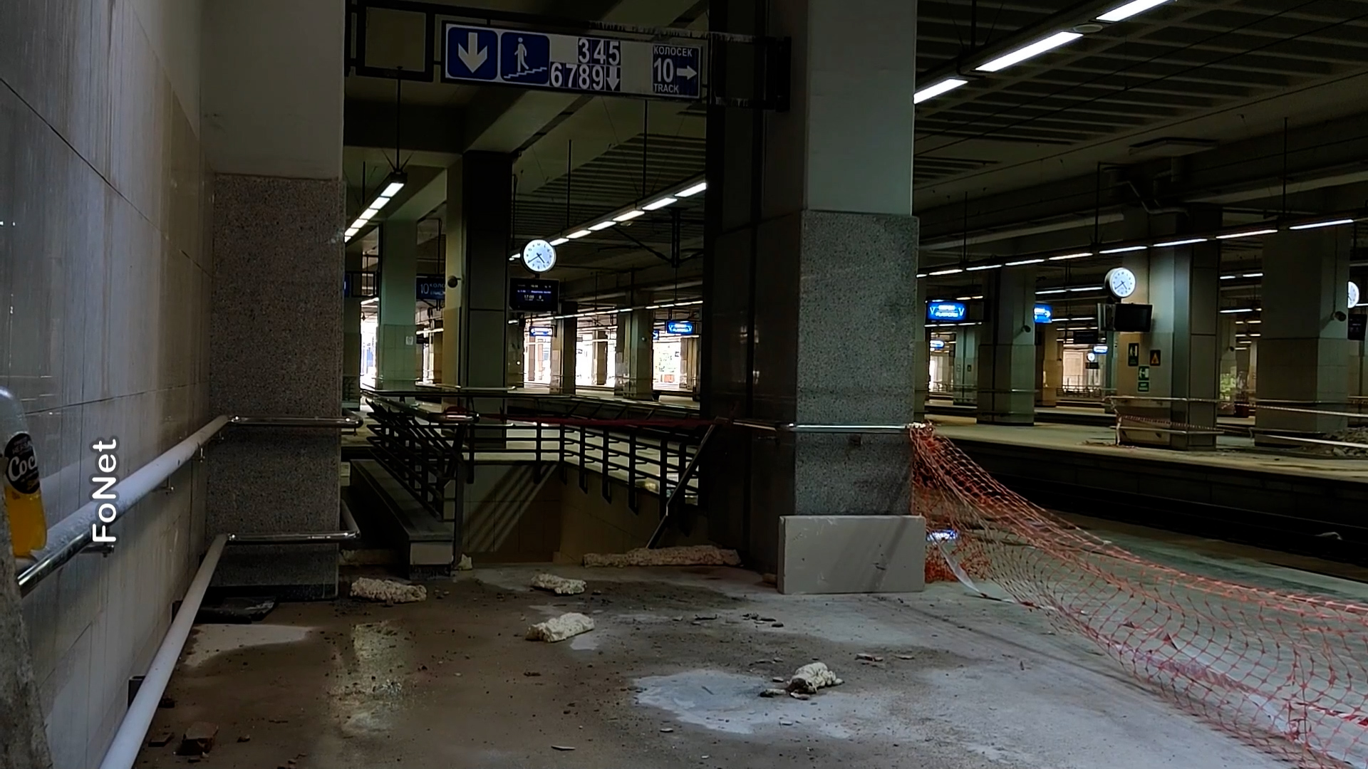 Obrušavaju se delovi plafona na Prokopu: Prokišnjava na nekoliko perona ...