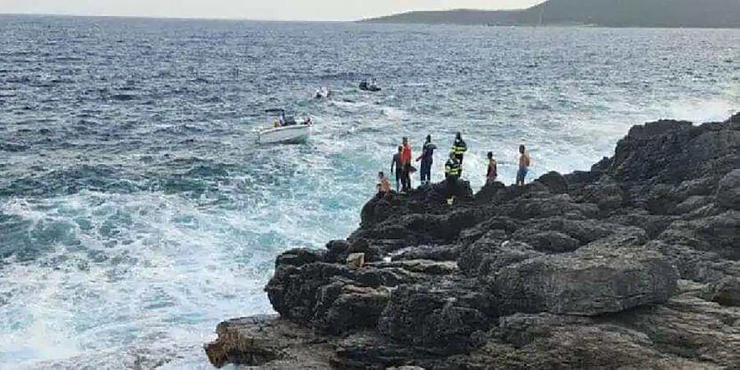 Talasi u Crnoj Gori su ogromni, a ljudi se i dalje kupaju: Upozorenje ...