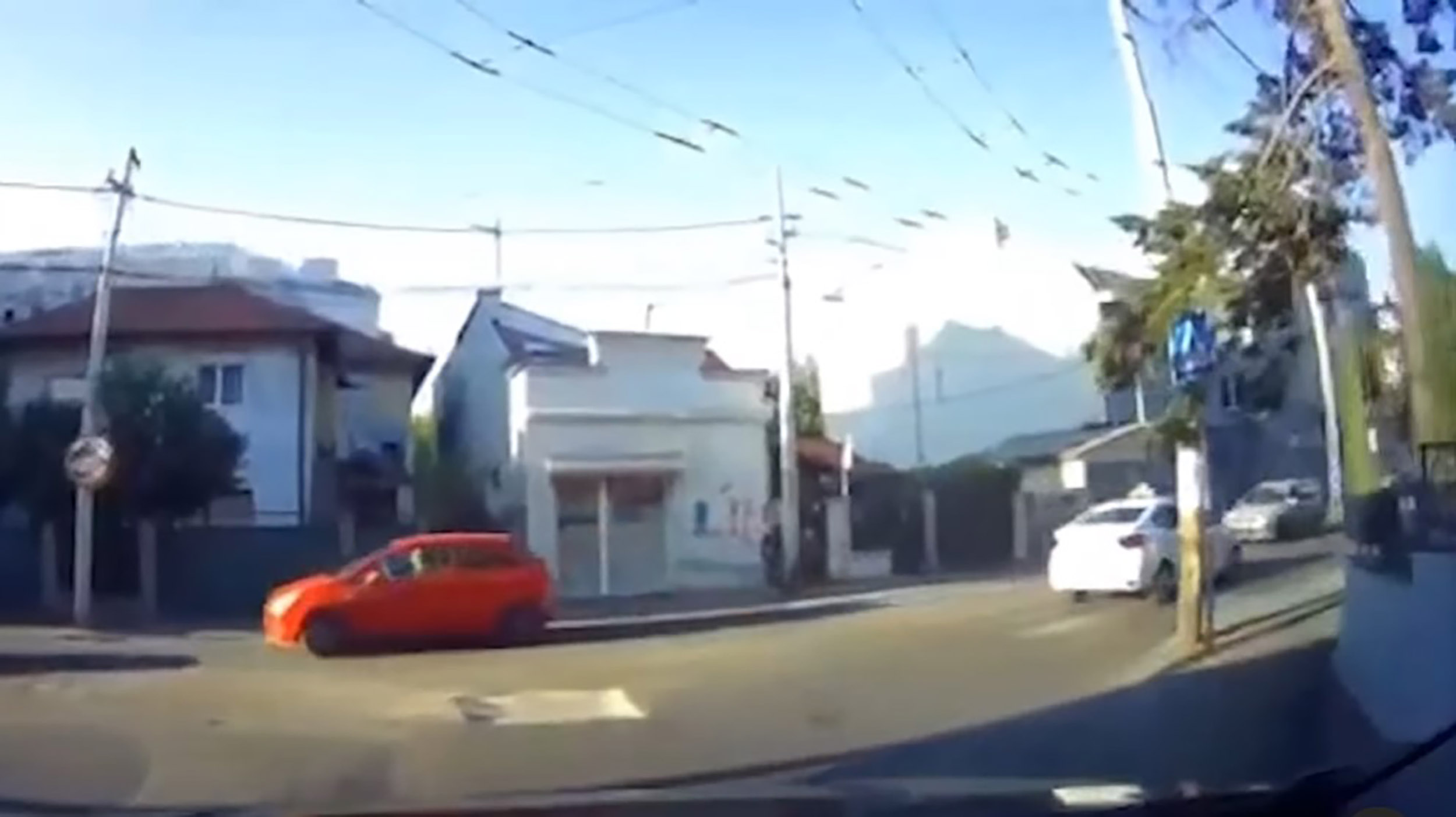 UZNEMIRUJUĆ SNIMAK Vozač pokosio ženu na pešačkom u Beogradu: Udario je automobilom u trenutku ...