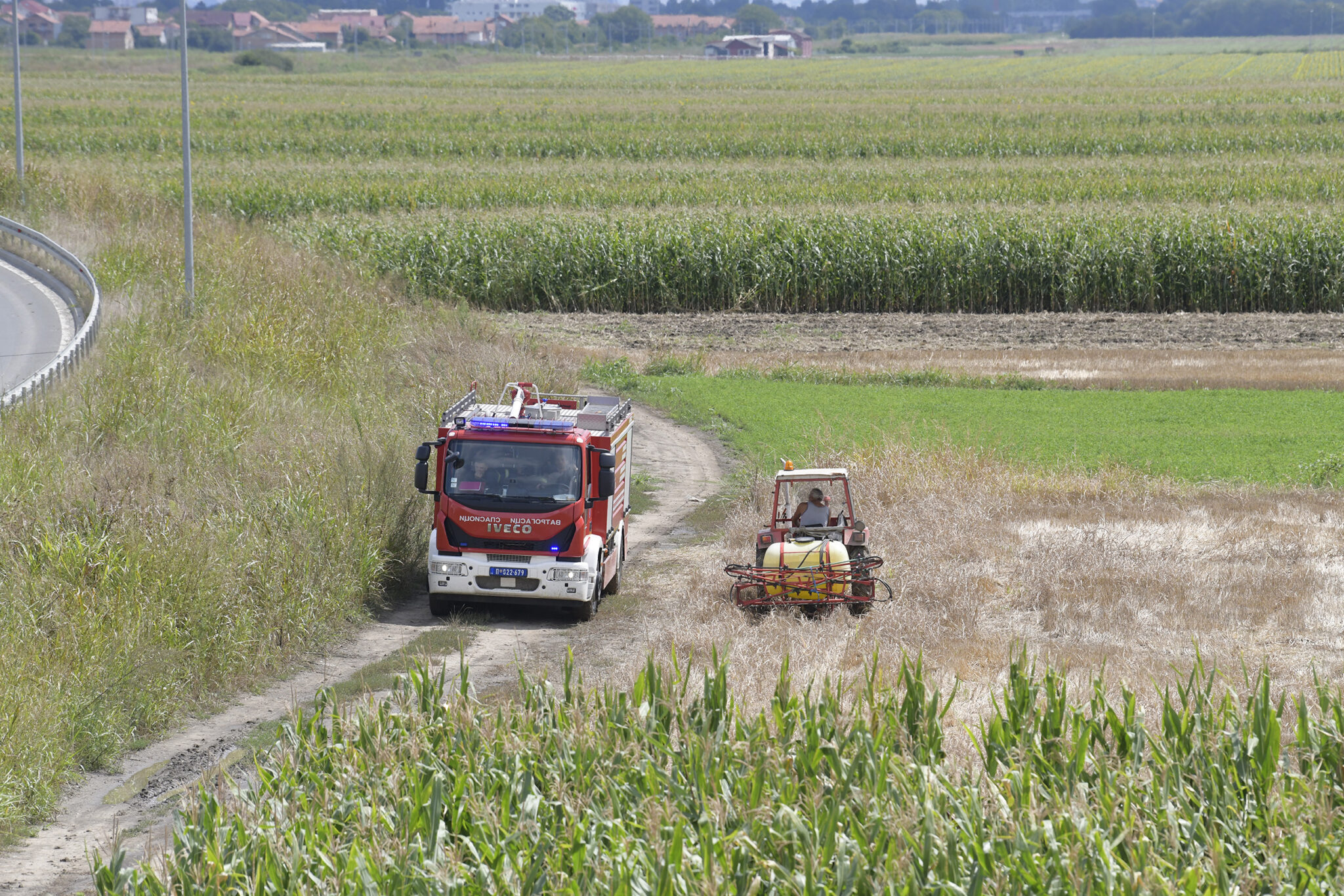 Prve fotografije sa mesta nesreće kod Batajnice: Mali avion pao u kukuruzište, pilot stradao VIDEO