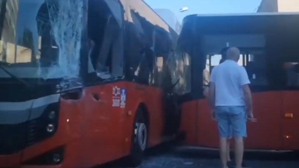 Karambol u centru Beograda: Sudarila se dva autobusa u Ruzveltovoj VIDEO