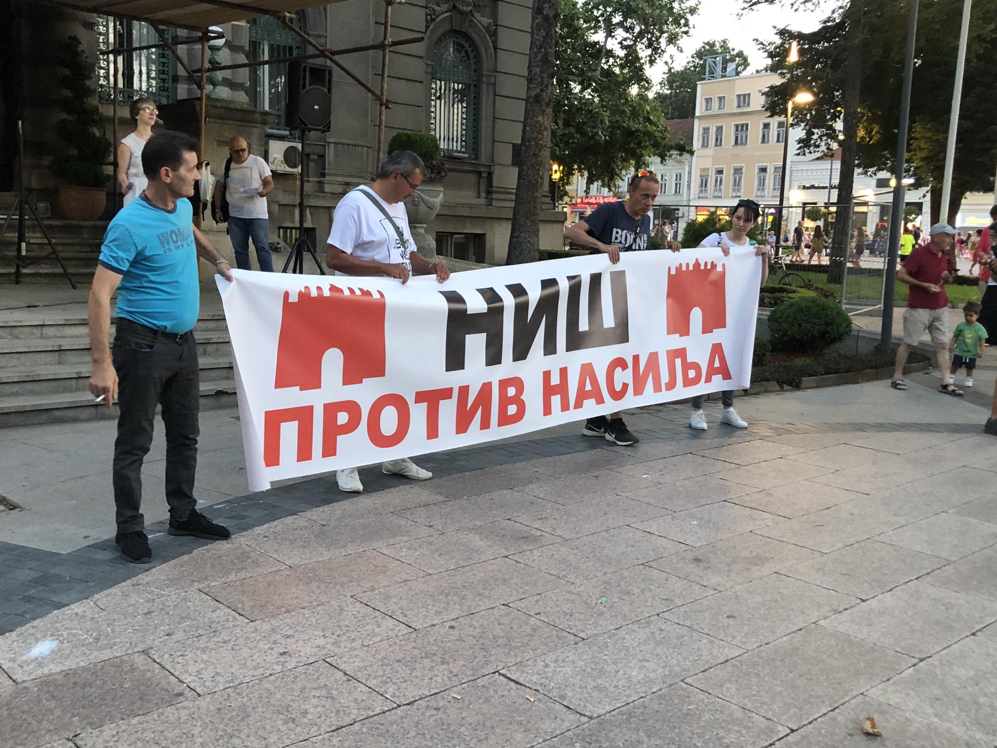 Protest u Nišu: "Tragedije zavile u crno celu zemlju, a vlast i dalje ...