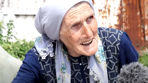 Baka Mara (84) skinula maramu i pokazala kosu - koja nikad nije videla ...