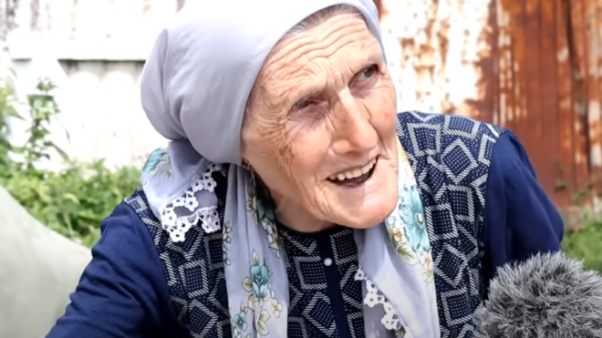Baka Mara (84) skinula maramu i pokazala kosu - koja nikad nije videla ...