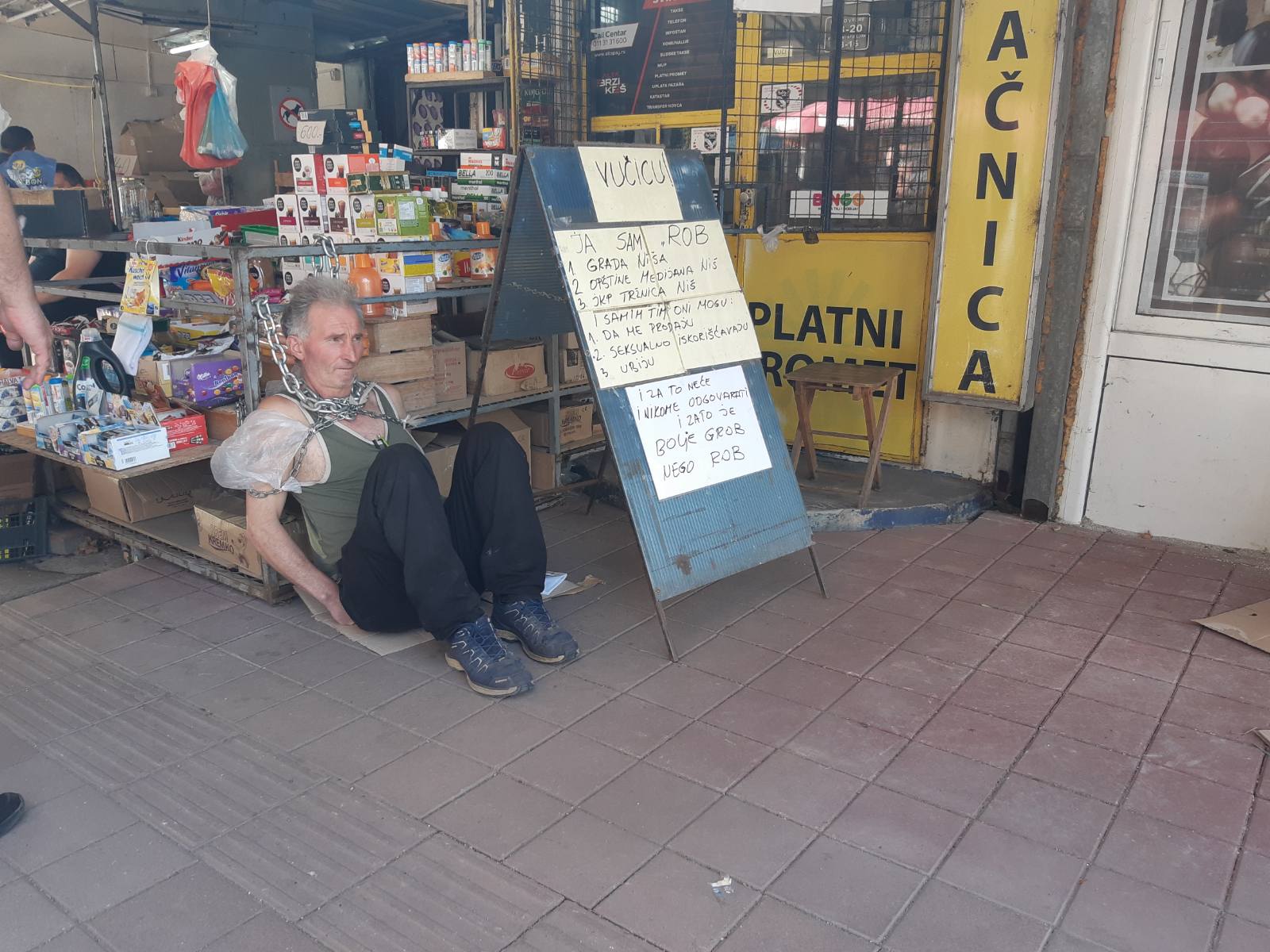 Zoran se vezao lancima za tezgu na niškoj pijaci: Ne dozvoljava da mu ...