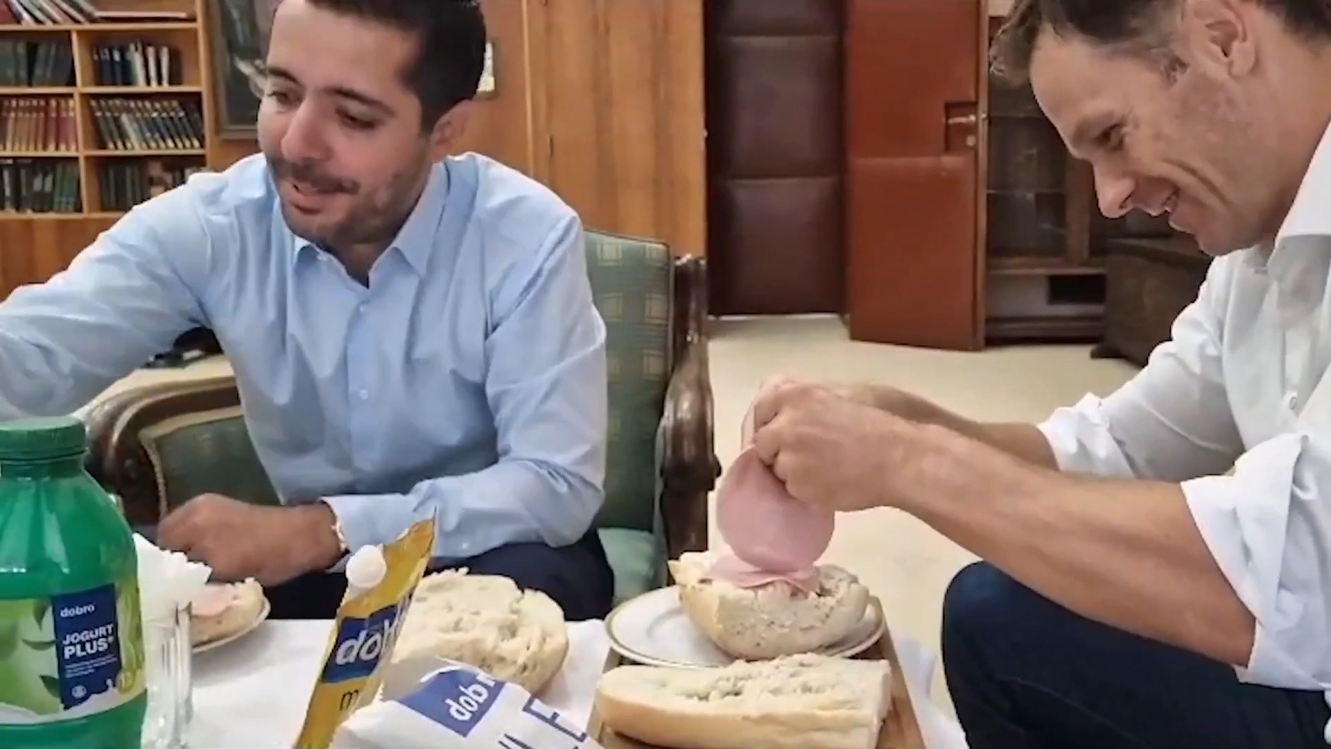 Vučić i ministri doručkovali parizer: Srećan nam dan pojeftinjenja