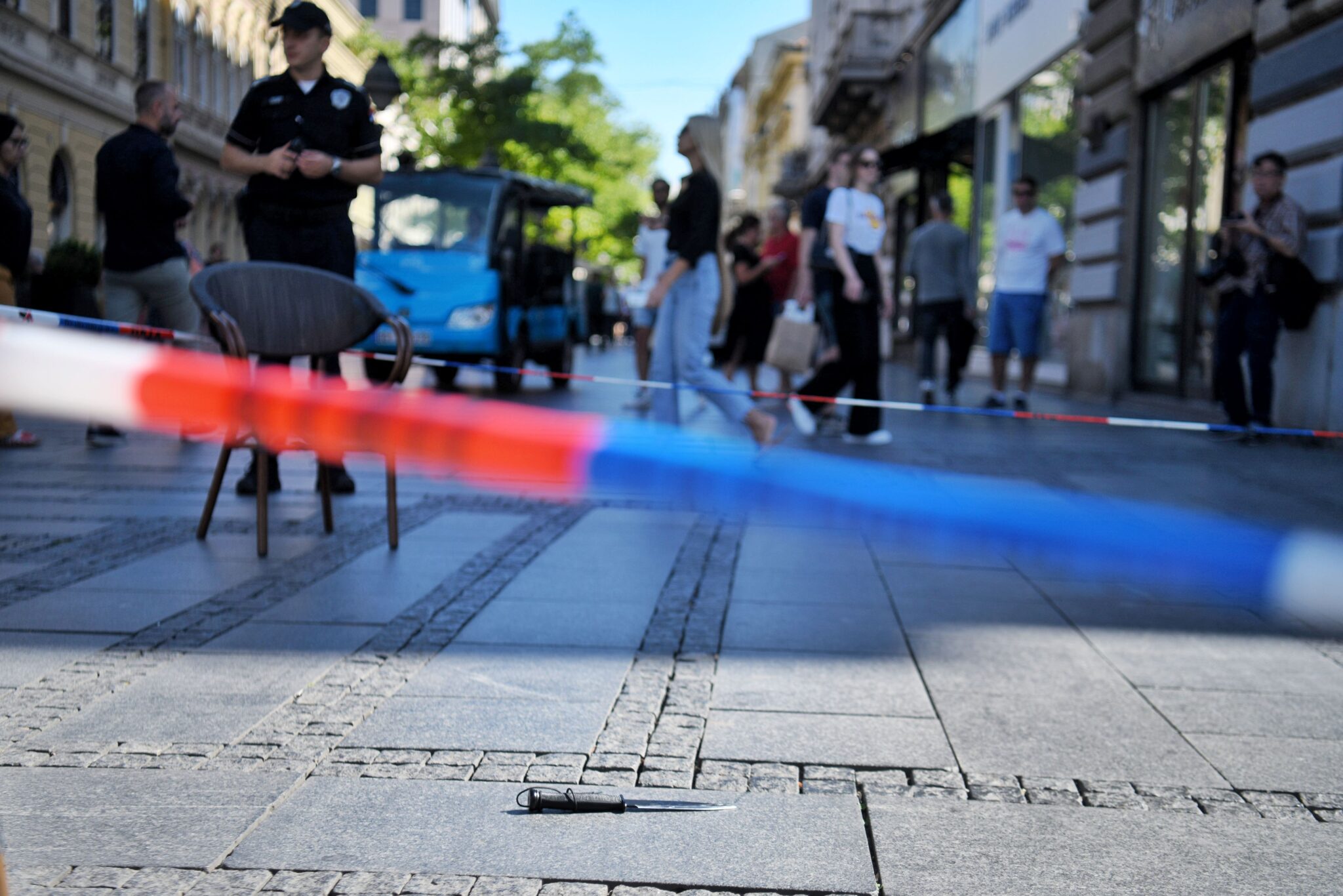 VIDEO Isplivao snimak krvave tuče u Knez Mihailovoj: Pomahnitali napadač vitlao nožem, osoblje ...