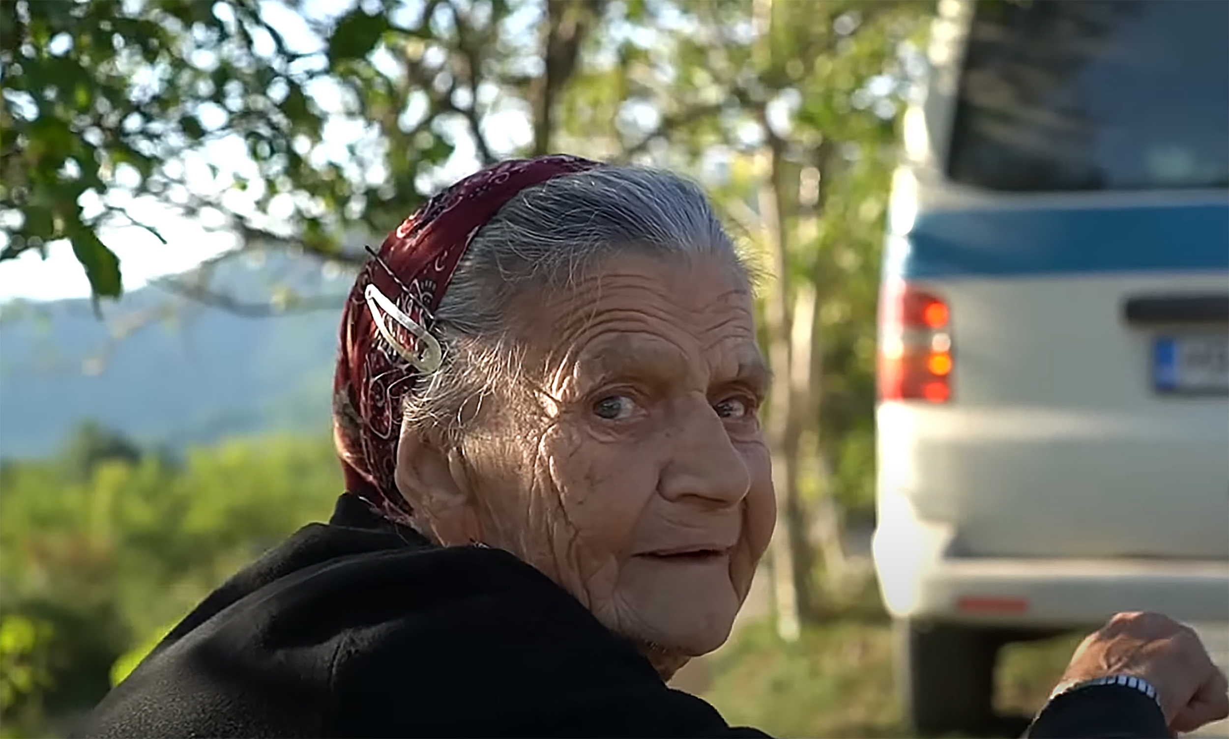 Baka Mara (84) skinula maramu i pokazala kosu - koja nikad nije videla ...