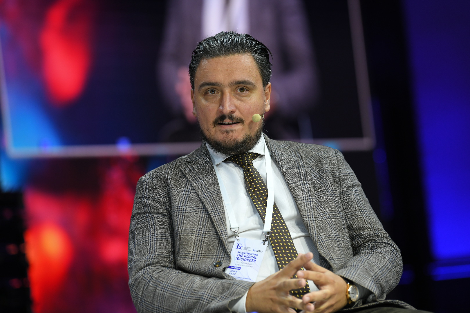 Jovan Rajić o Vučiću: Svaki dan nas zadužuje u milijardama ne bi li ...