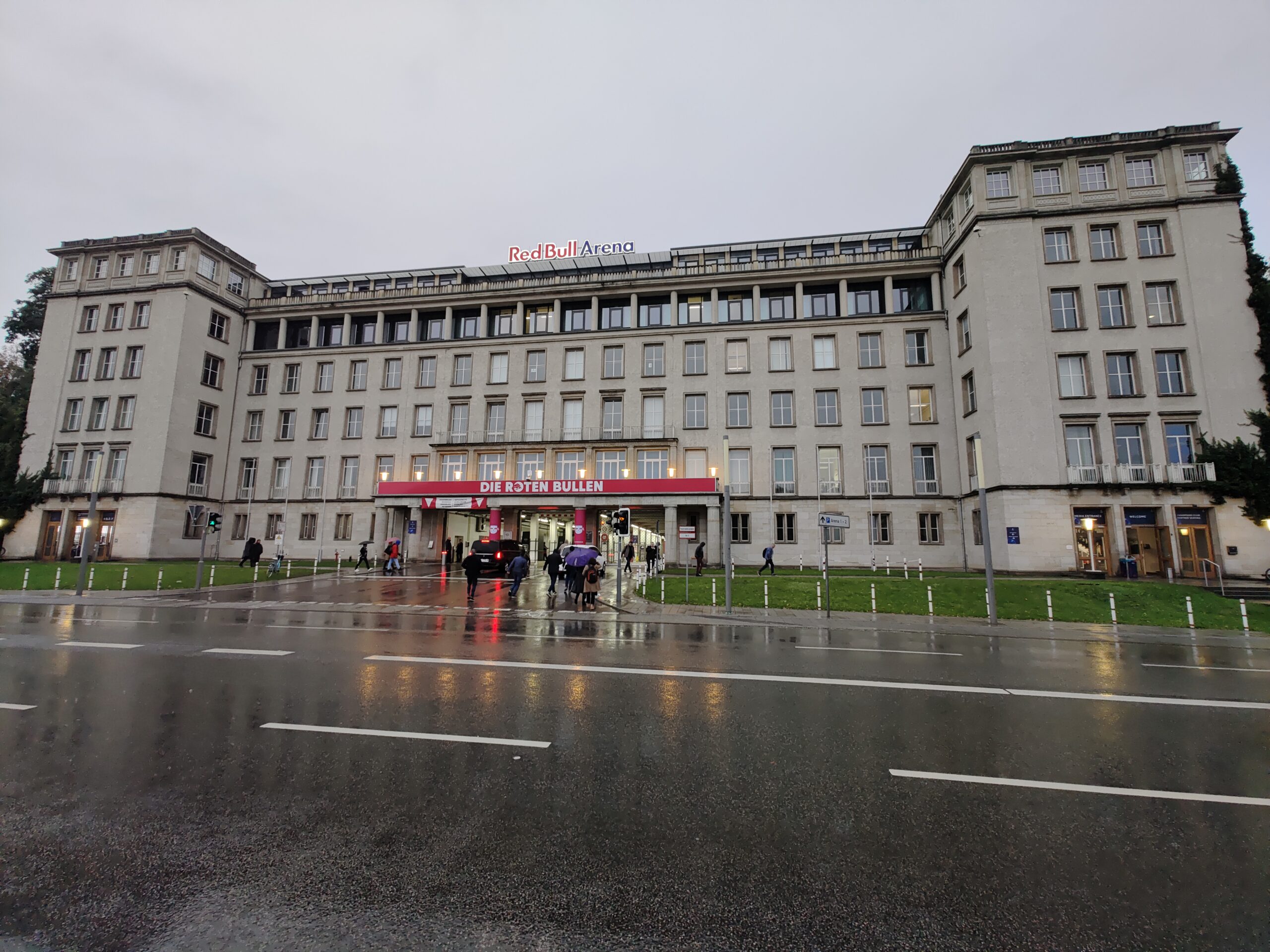 FOTO Nova.rs u Lajpcigu: Spreda izgleda kao bolnica, iznutra kao šibica ...