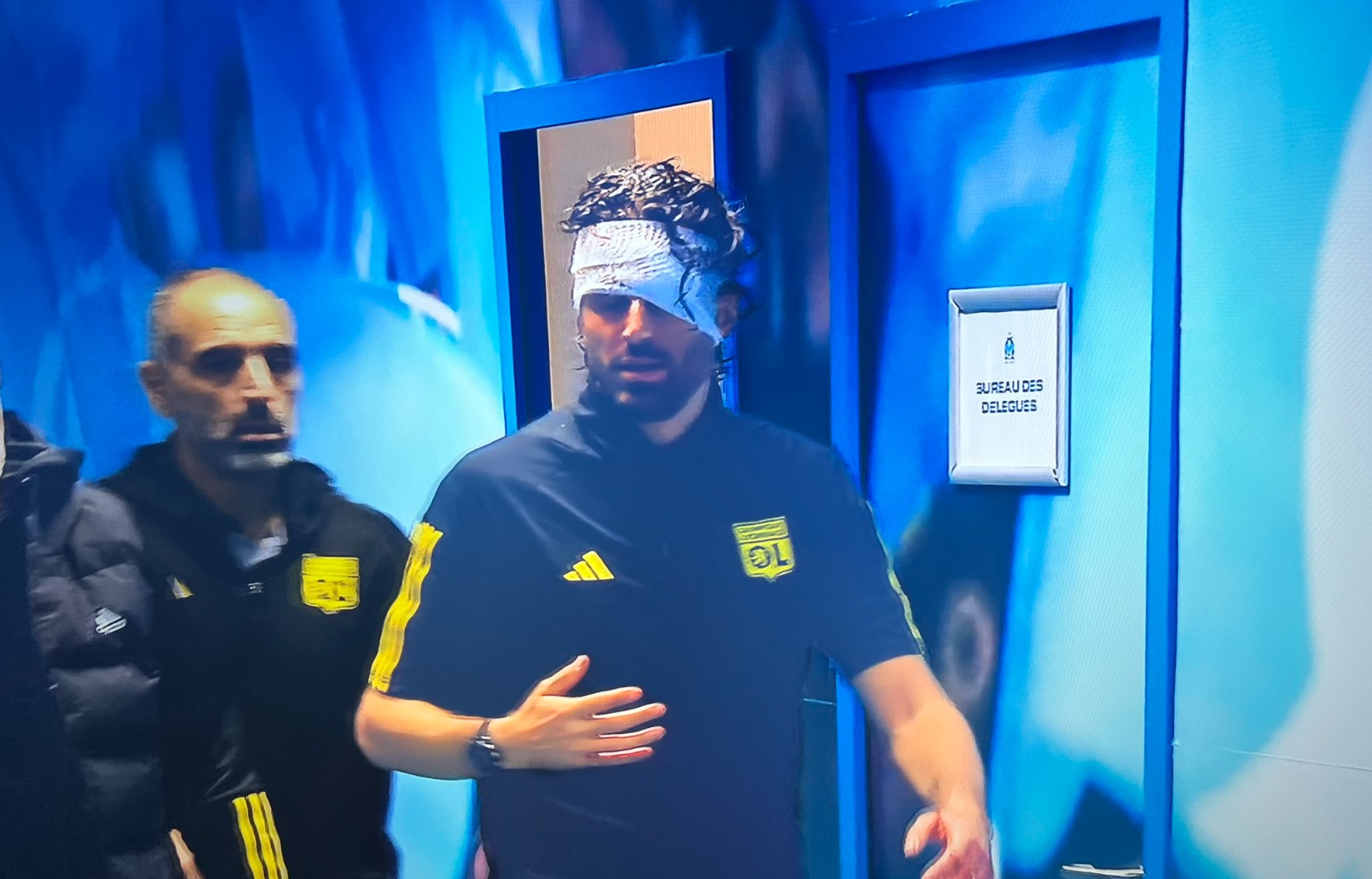 FOTO Ljudi, šta je s mozgom: Huligani kamenovali autobus, slavnom ...