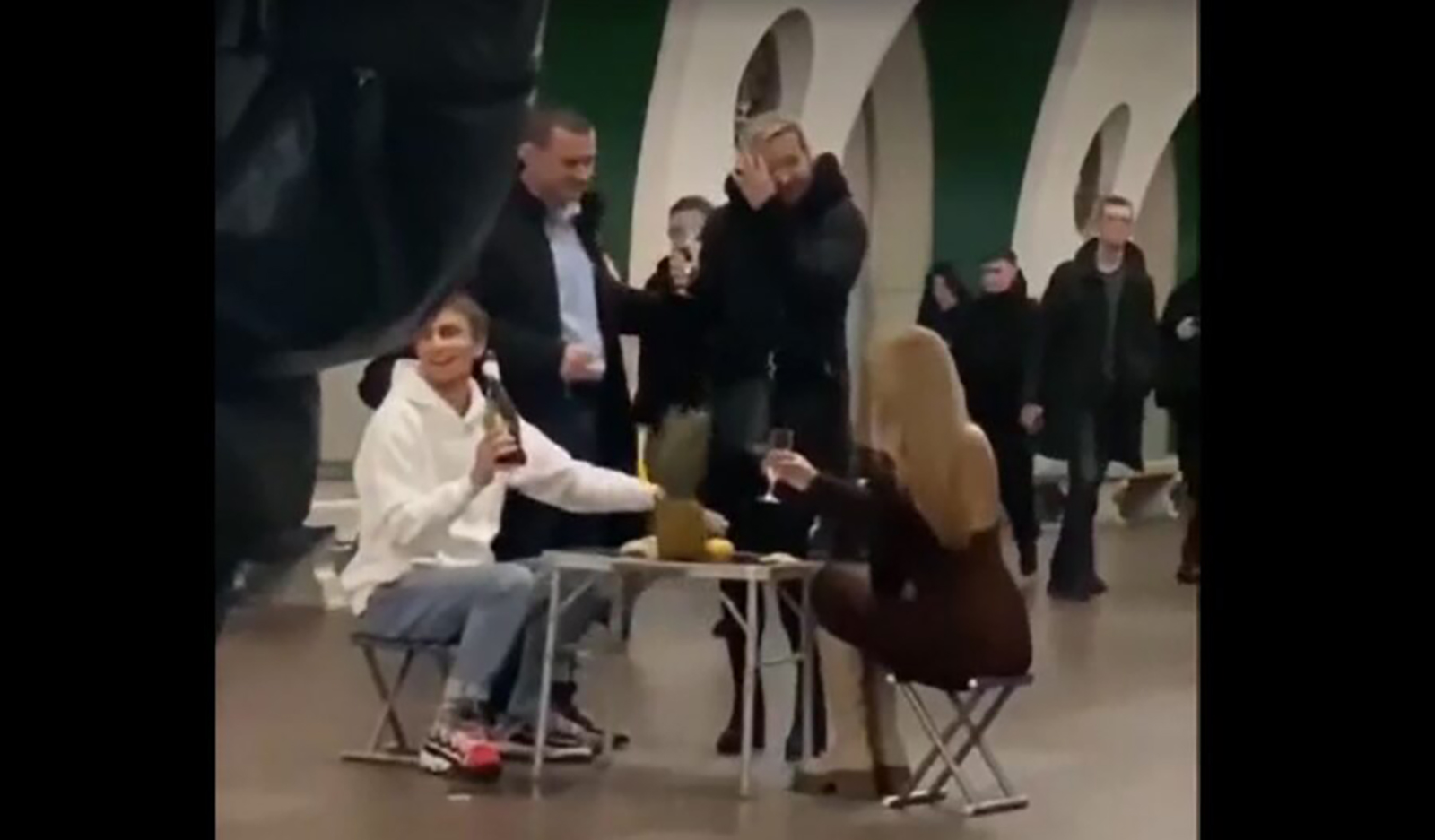 Mladi Rus zaprosio devojku na železničkoj stanici u Moskvi, pa završio u zatvoru VIDEO