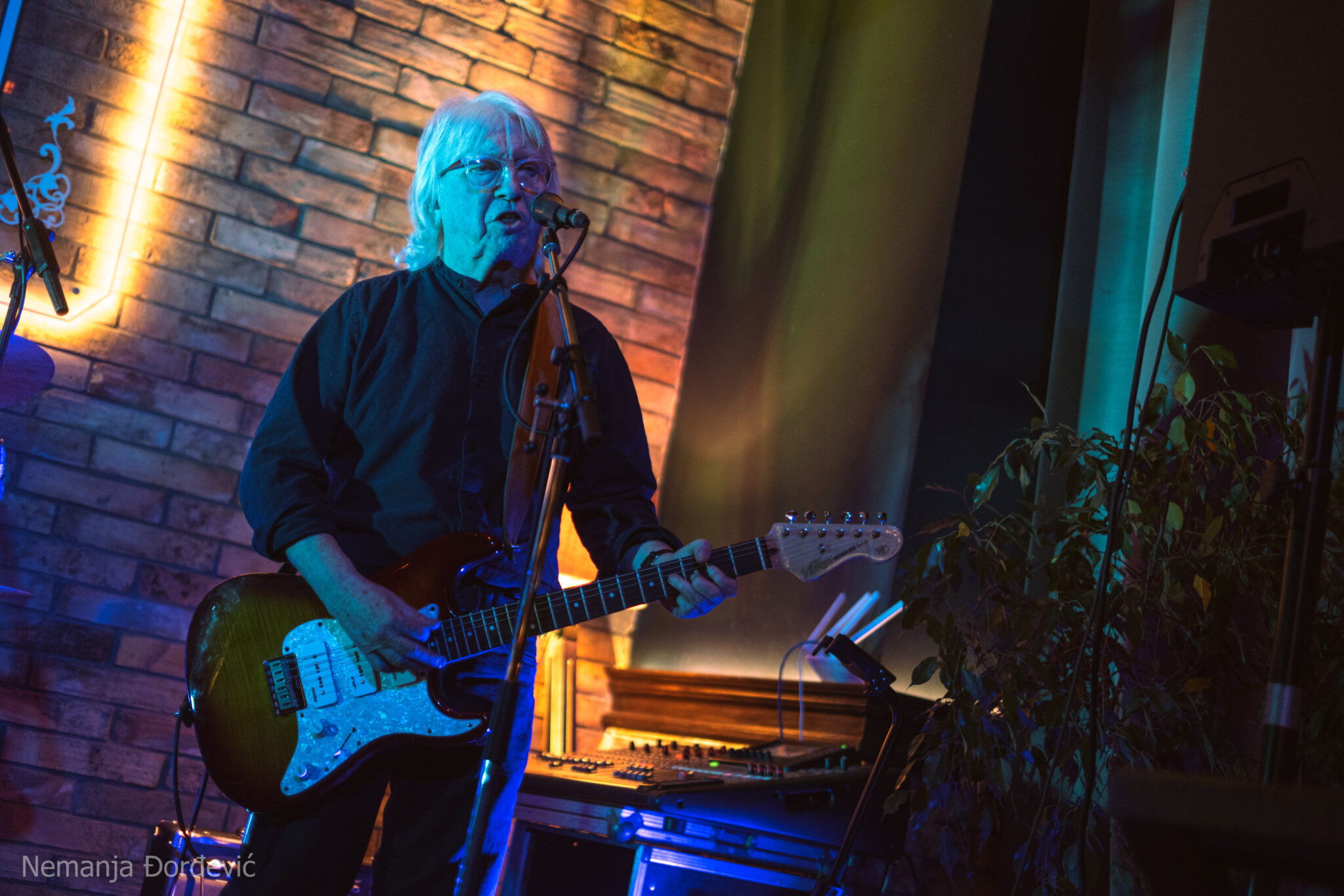 Legendarni gitarista i član Kuće slavnih bluza: Norman Bejker na ...