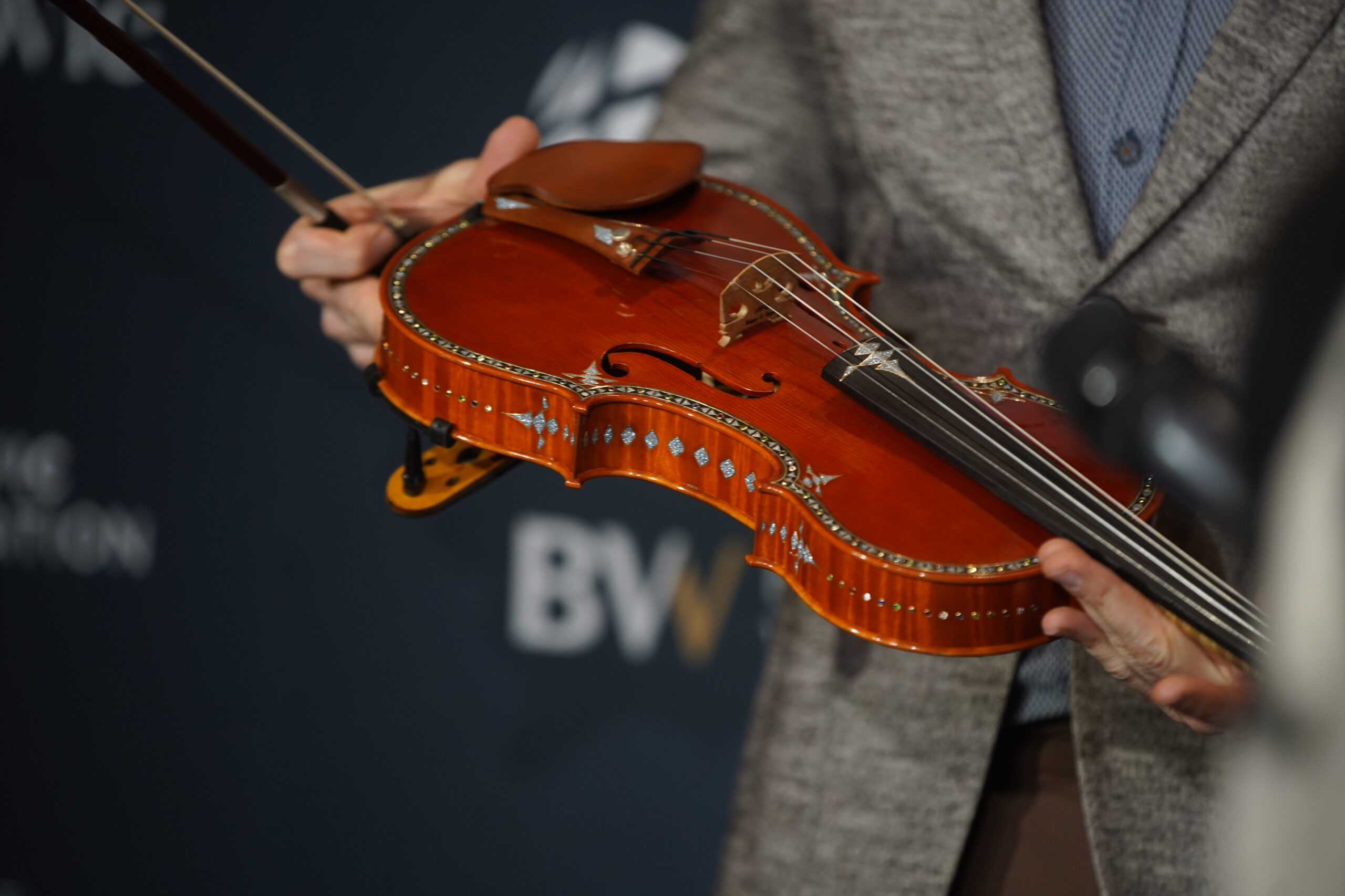 Najvrednija nova violina na svetu predstavljena večeras u Beogradu: Na ...