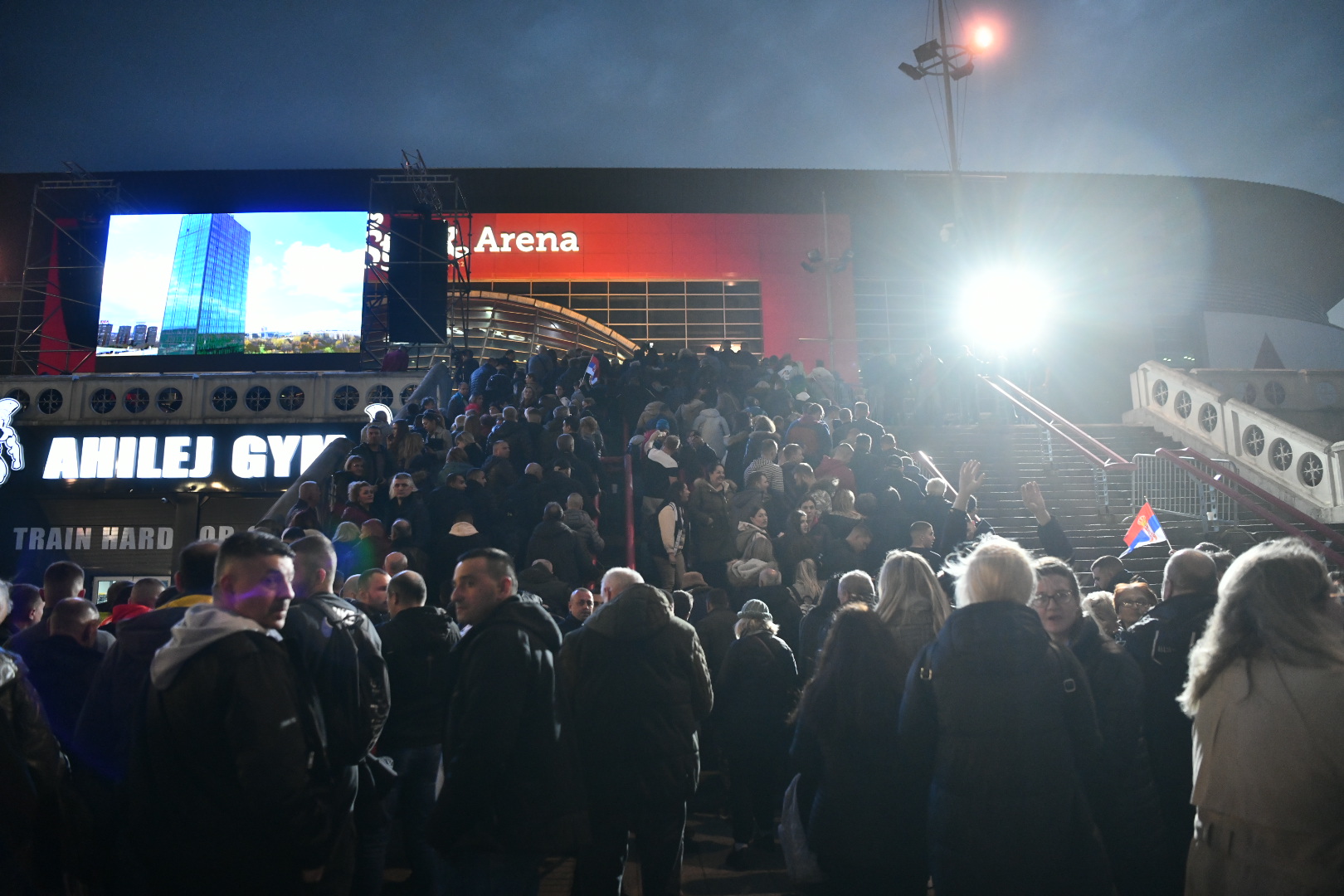 Počeo miting SNS-a u Areni: Autobusi zaposeli Novi Beograd FOTO