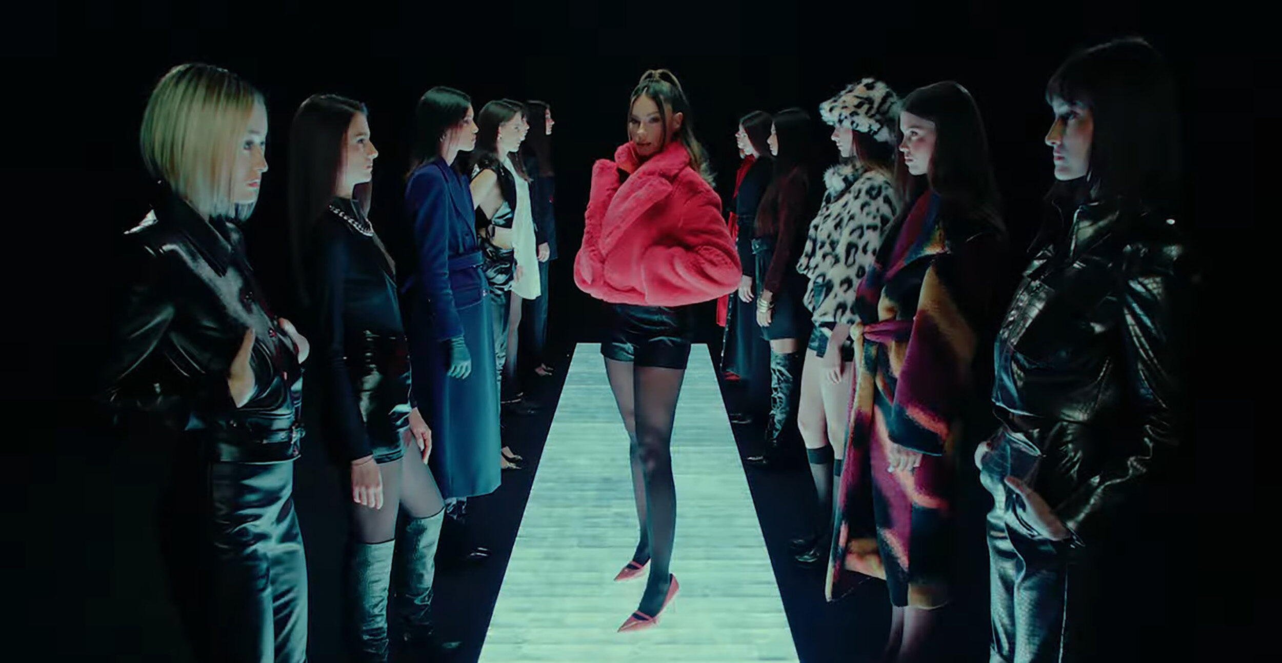 Moderni srpski pop je modna pista Sare Jo – a svi mi smo publika koja ...