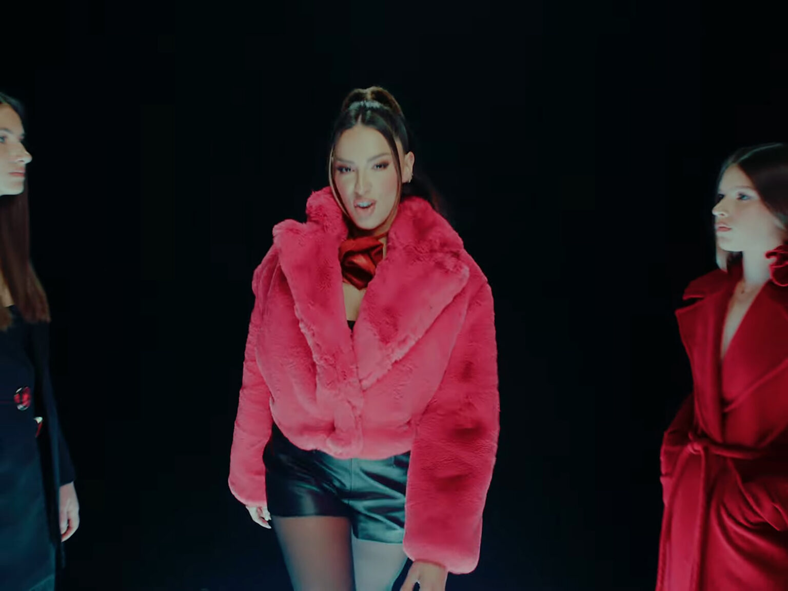 Sara Jo seksi pogledom zakucava na mesto: Duge noge, brz hod i opasno dobro telo u videu koji ...