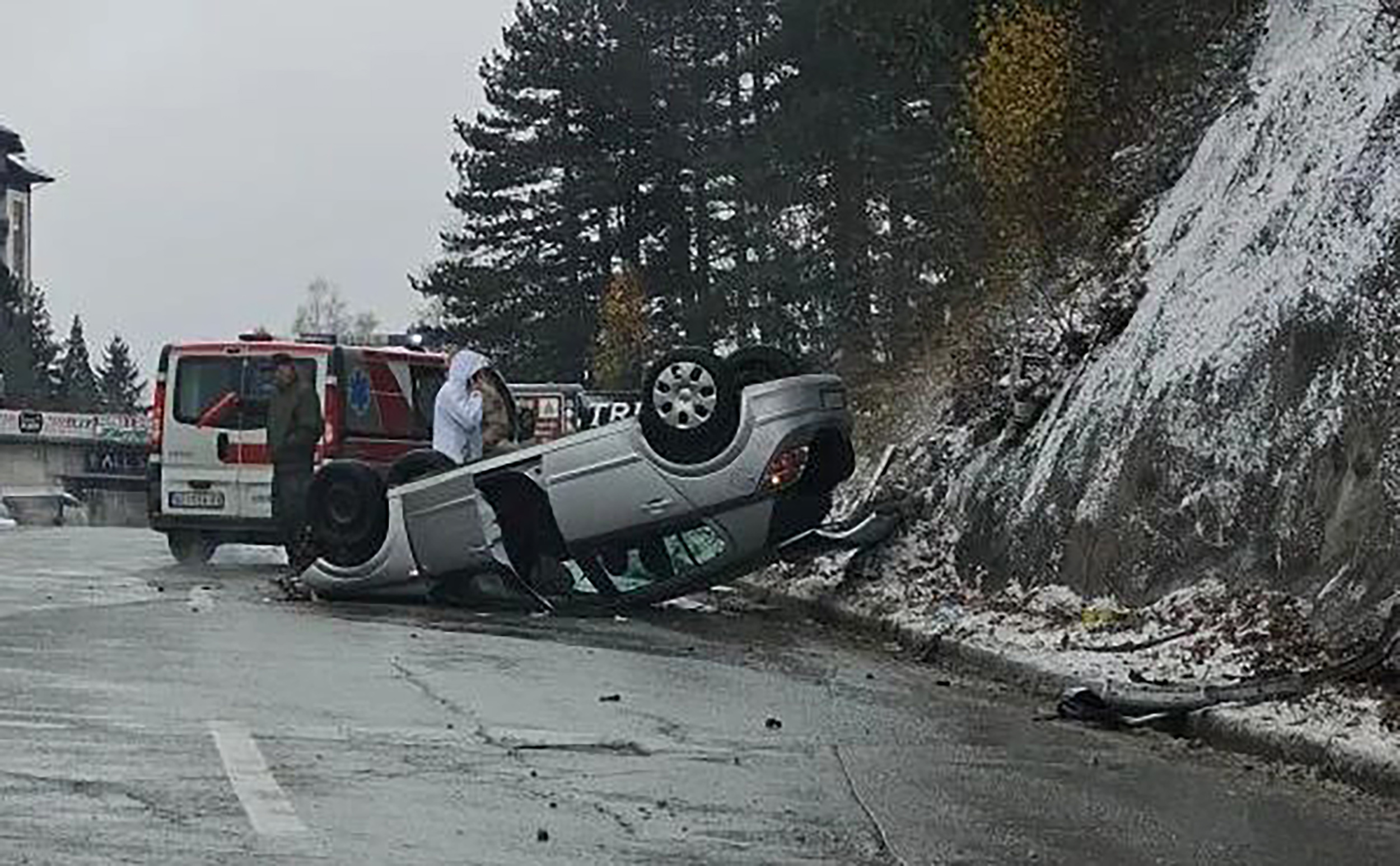 Još jedna nesreća na Zlatiboru: Automobil završio na krovu