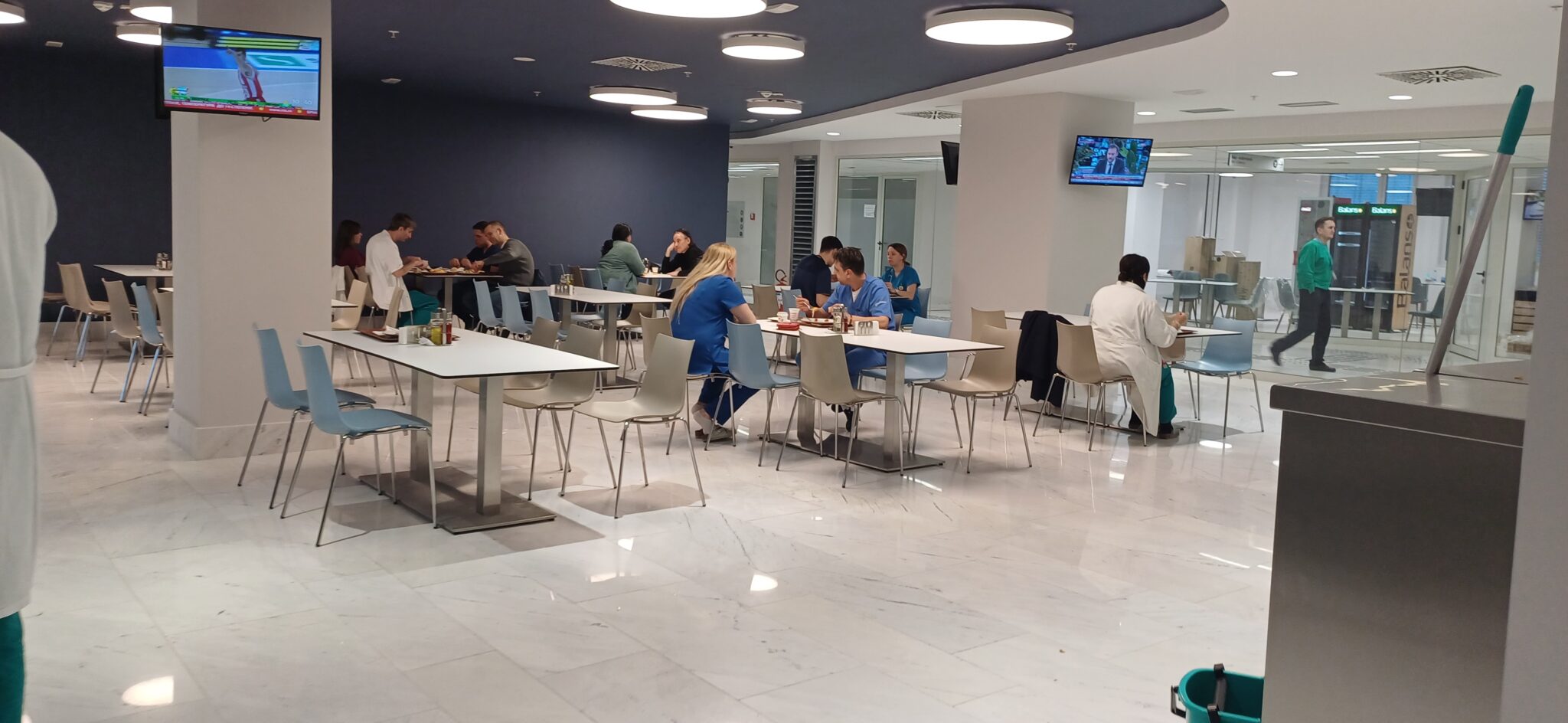 Ko je vlasnik privatnog restorana u Kliničkom centru, koji u nazivu ...