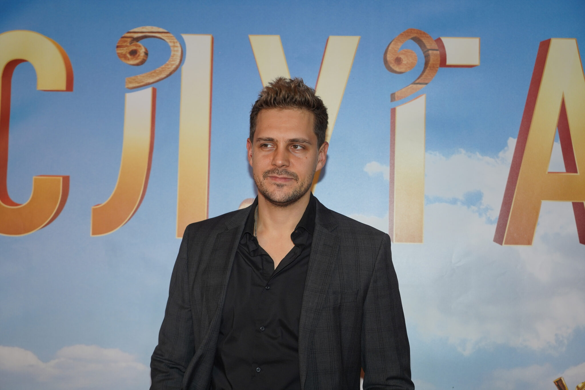 Svi su gledali u Miloša Bikovića na premijeri filma "Sluga 2": Pored ...