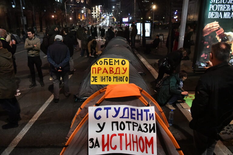 Blokada u Beogradu tokom čitave noći: Studenti postavili šatore, u ...