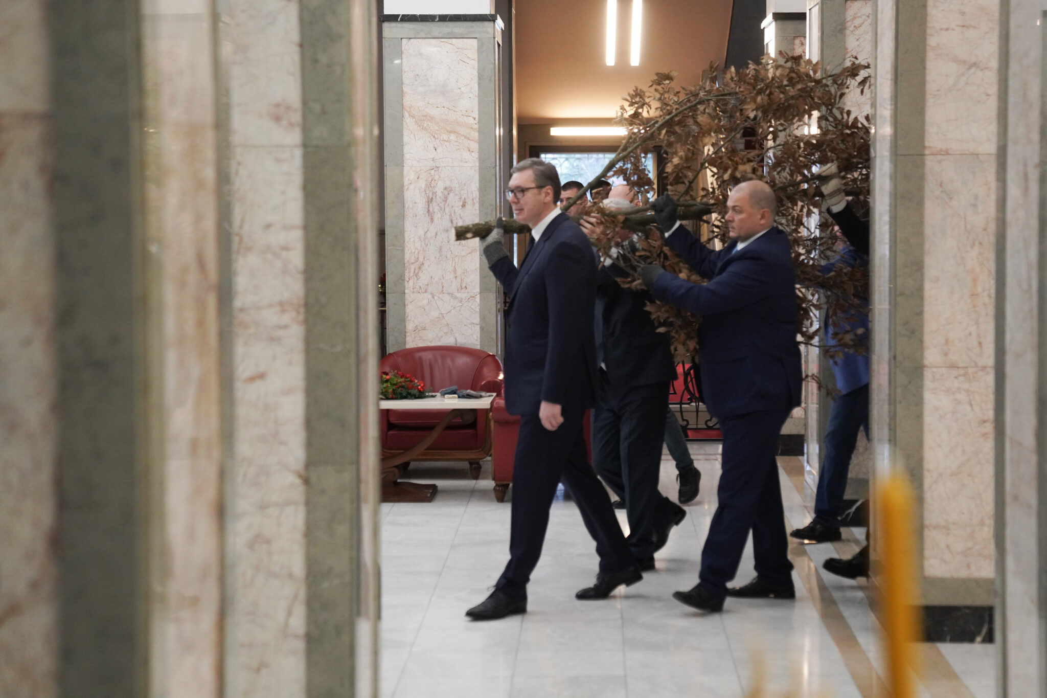 Vučić uneo badnjak u zgradu Predsedništva, bila tu i deca iz Severne Makedonije