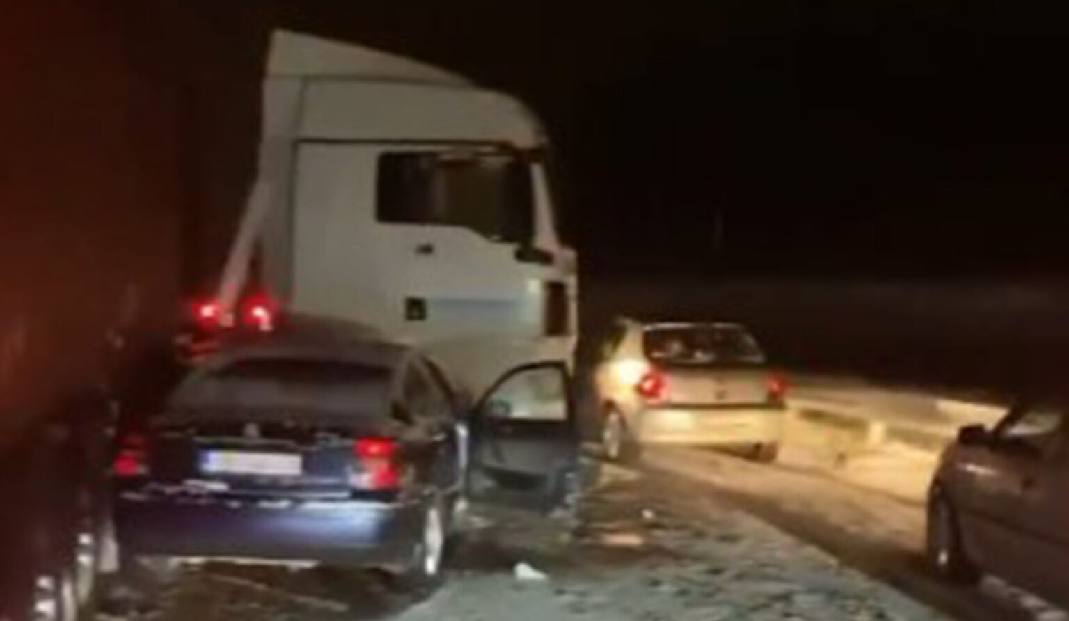 Pogledajte prvi snimak sa mesta lančanog sudara na auto-putu Beograd - Niš