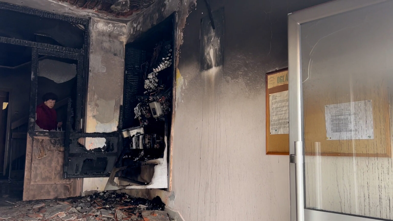 Prvi snimci sa mesta požara na Banovom brdu: Izgoreo ulaz zgrade, obruša se plafon u objektu ...