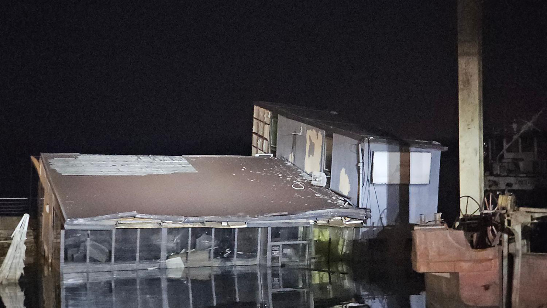 Blic objavio da je potonuo splav, policija izašla i utvrdila da se ...