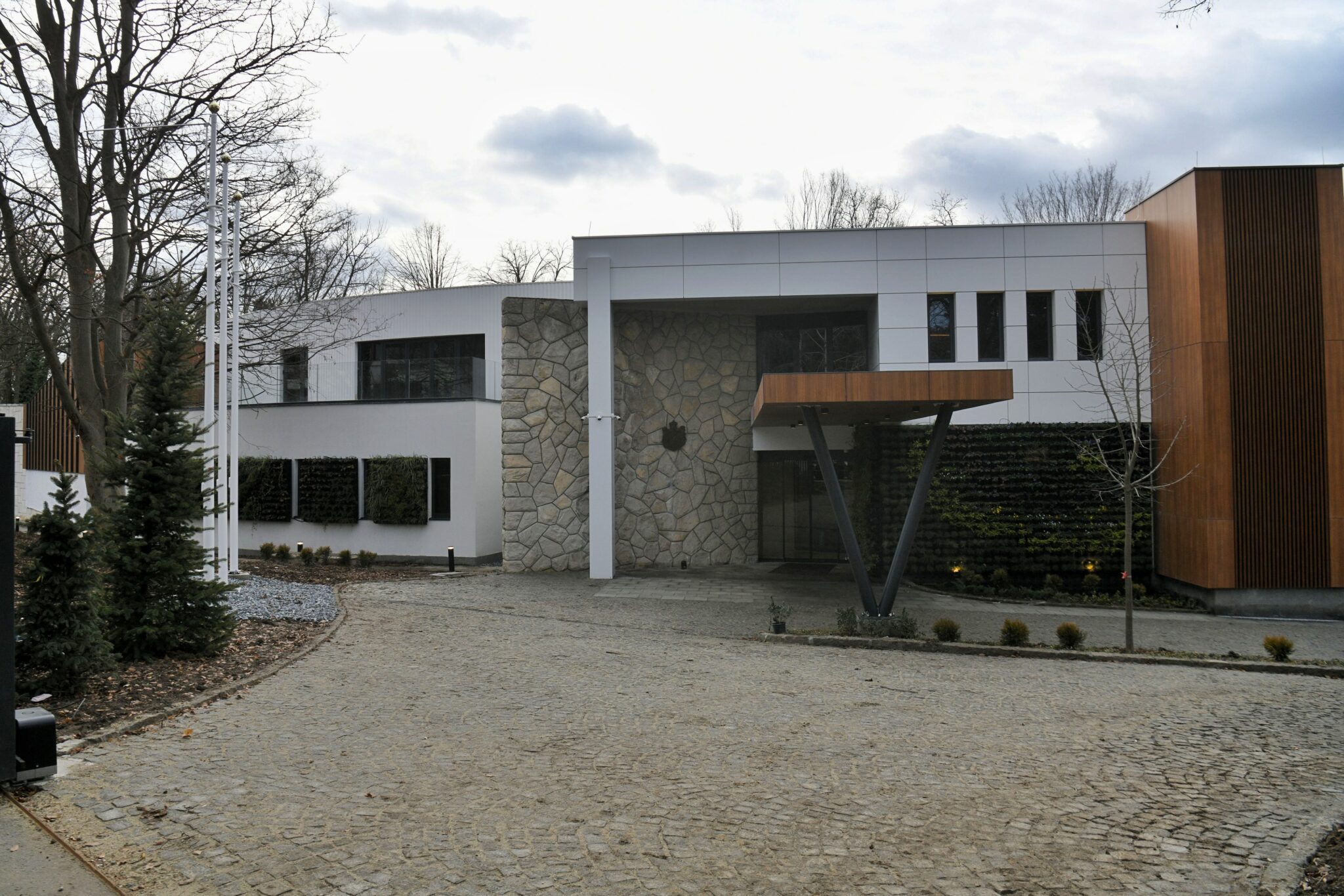 Zašto je vlast tek renovirani Klub poslanika na Dedinju, u koji je ...