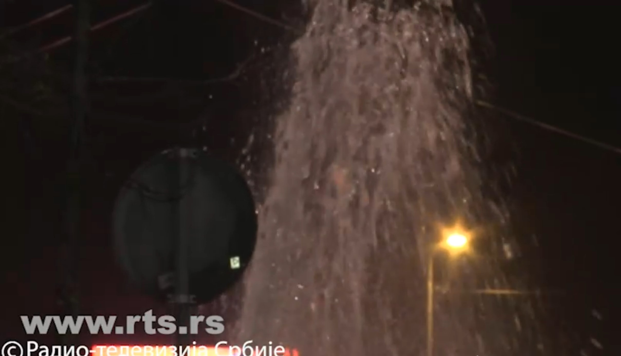 Gejzir u Ustaničkoj: Pukla vodovodna cev, okolne ulice bez vode FOTO