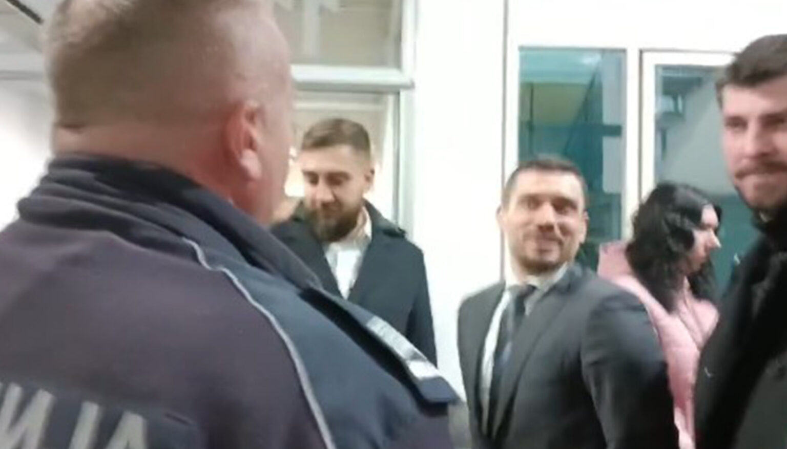 Miketić: Direktor PIO fonda lažira kampanju od vrata do vrata da ...