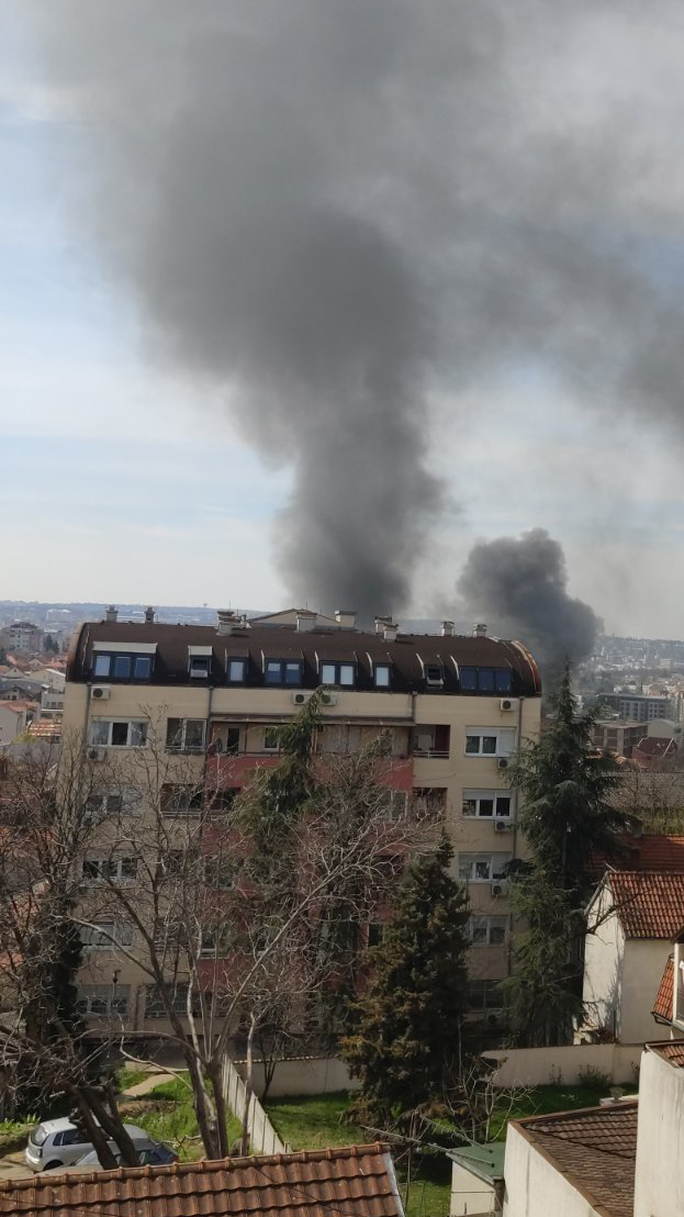 Veliki požar u Učiteljskom naselju u Beogradu, kulja crni dim FOTO, VIDEO