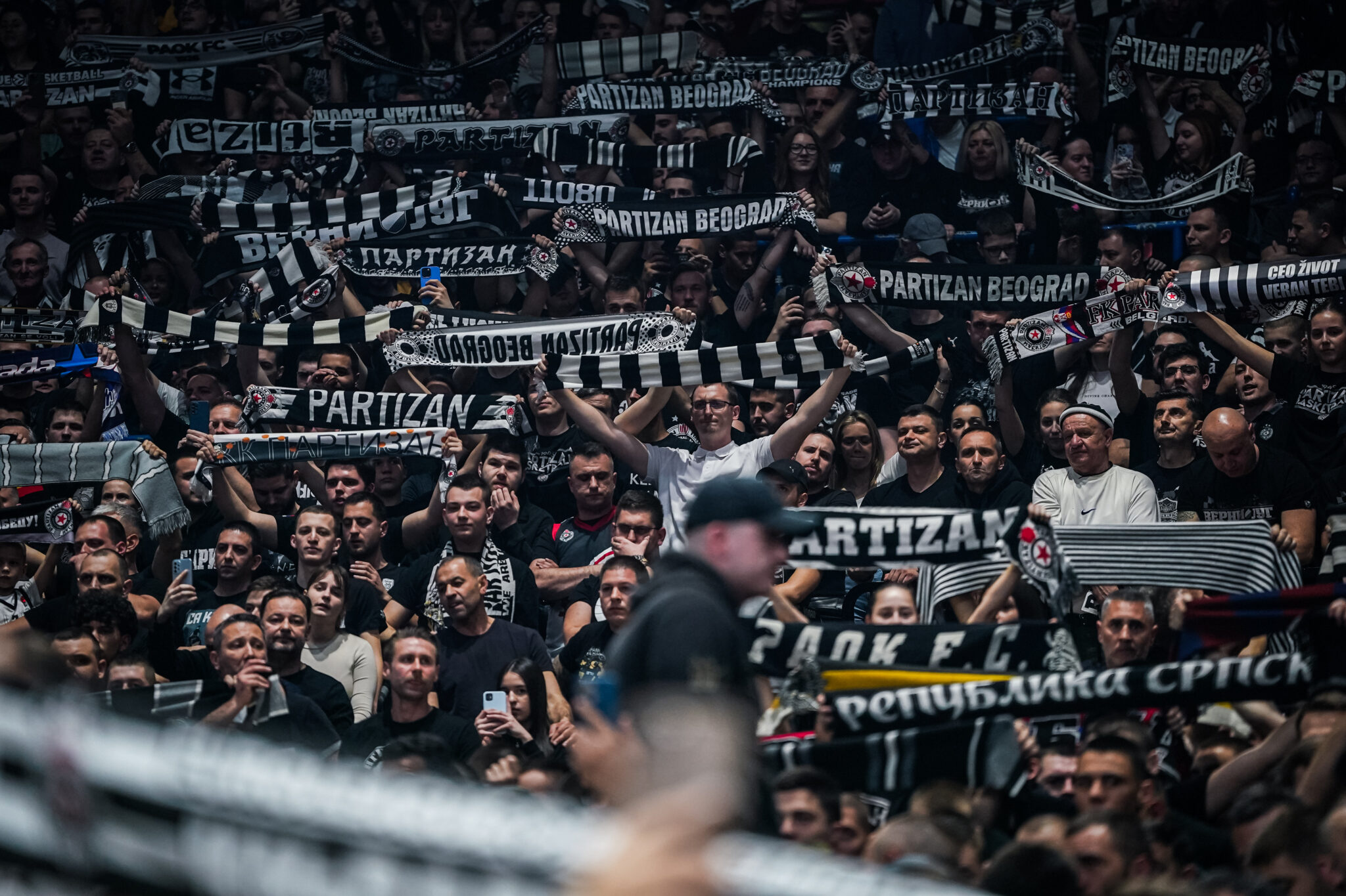 "Grobari" gađali "delije" topovskim udarima pred Partizan - Zvezda