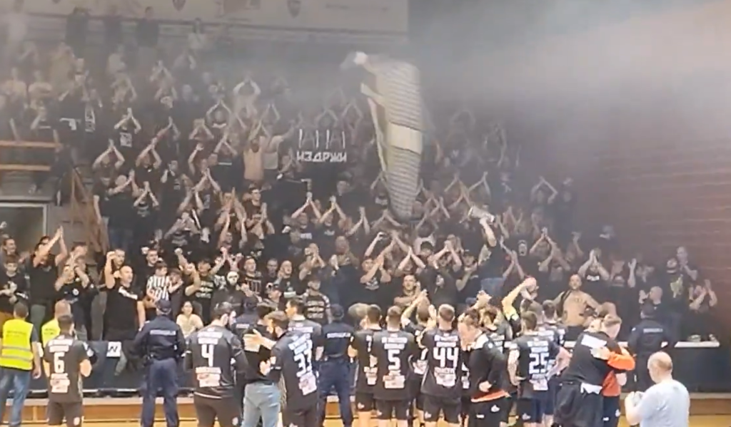 VIDEO "Grobari" pola sata pevali igračima