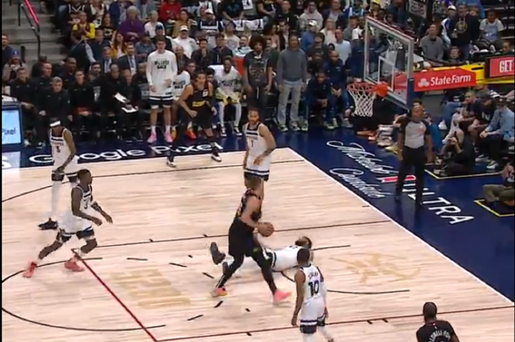 VIDEO Jokić srušio NBA zvezdu od 112 kilograma kao čunj: Pogledajte ...