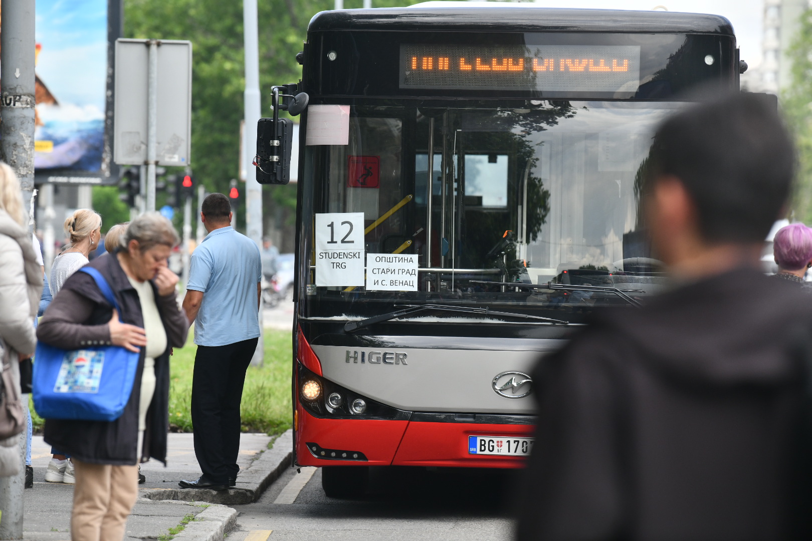 Muškarac pretukao ženu u prevozu u Beogradu, putnici snimali