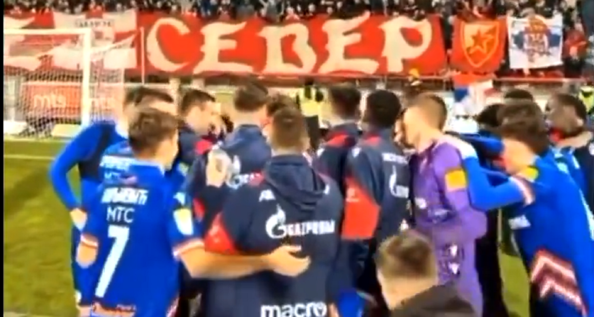 VIDEO Sad smo sve videli: Navijač se prikrao i fudbaleru Zvezde iz ruke ...