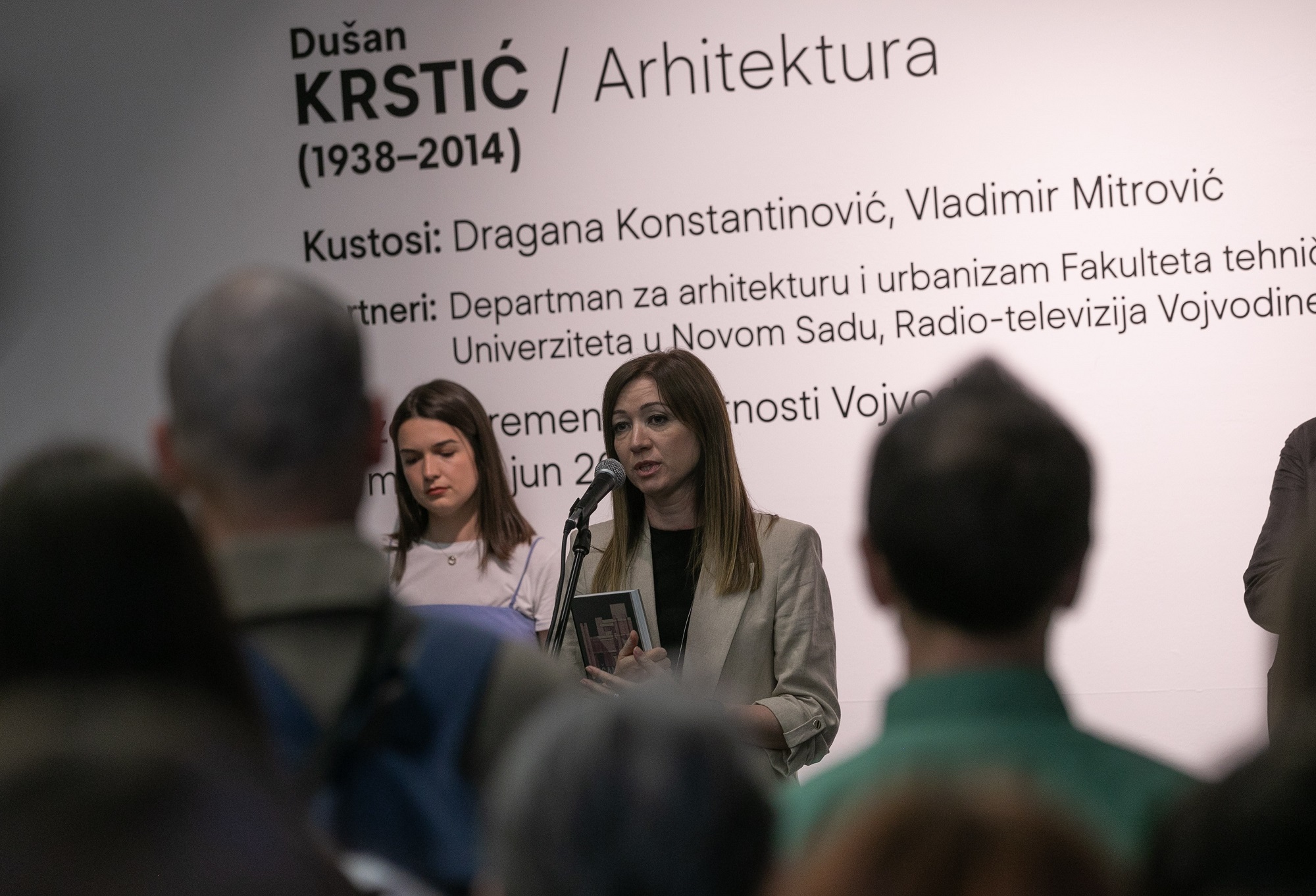 Snažan trag u prostorima Novog Sada: Otvorena izložba “Dušan Krstić: Arhitektura” u Muzeju ...