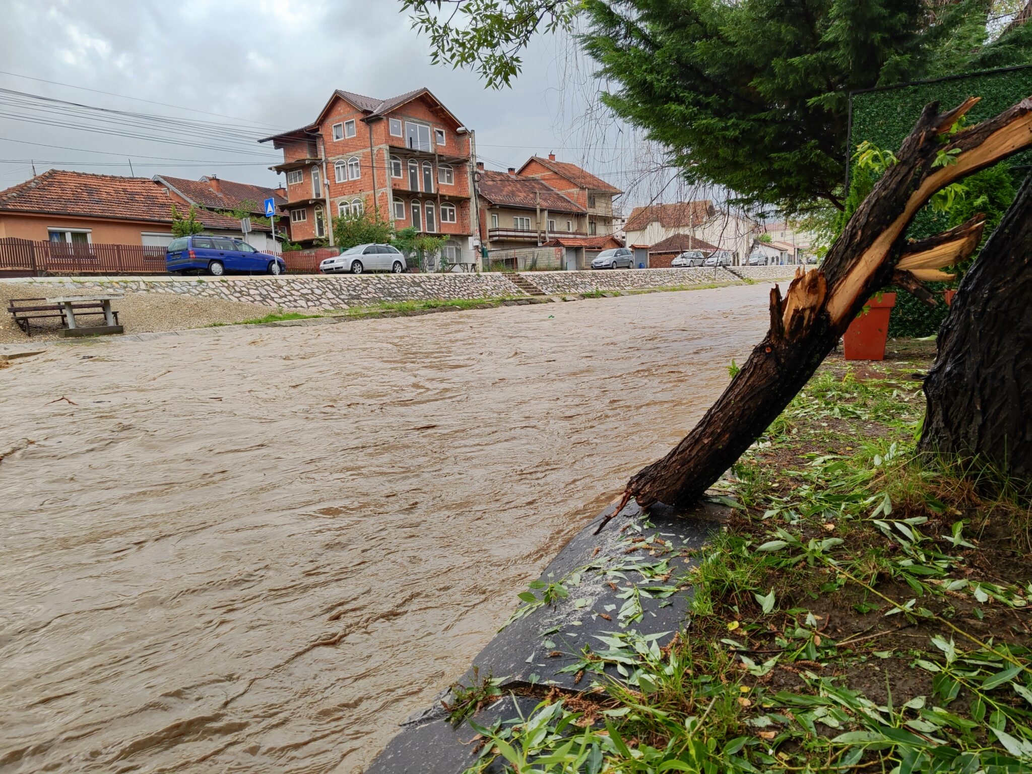 Napeto na području Vranja: Južna Morava se izlila na više mesta ...