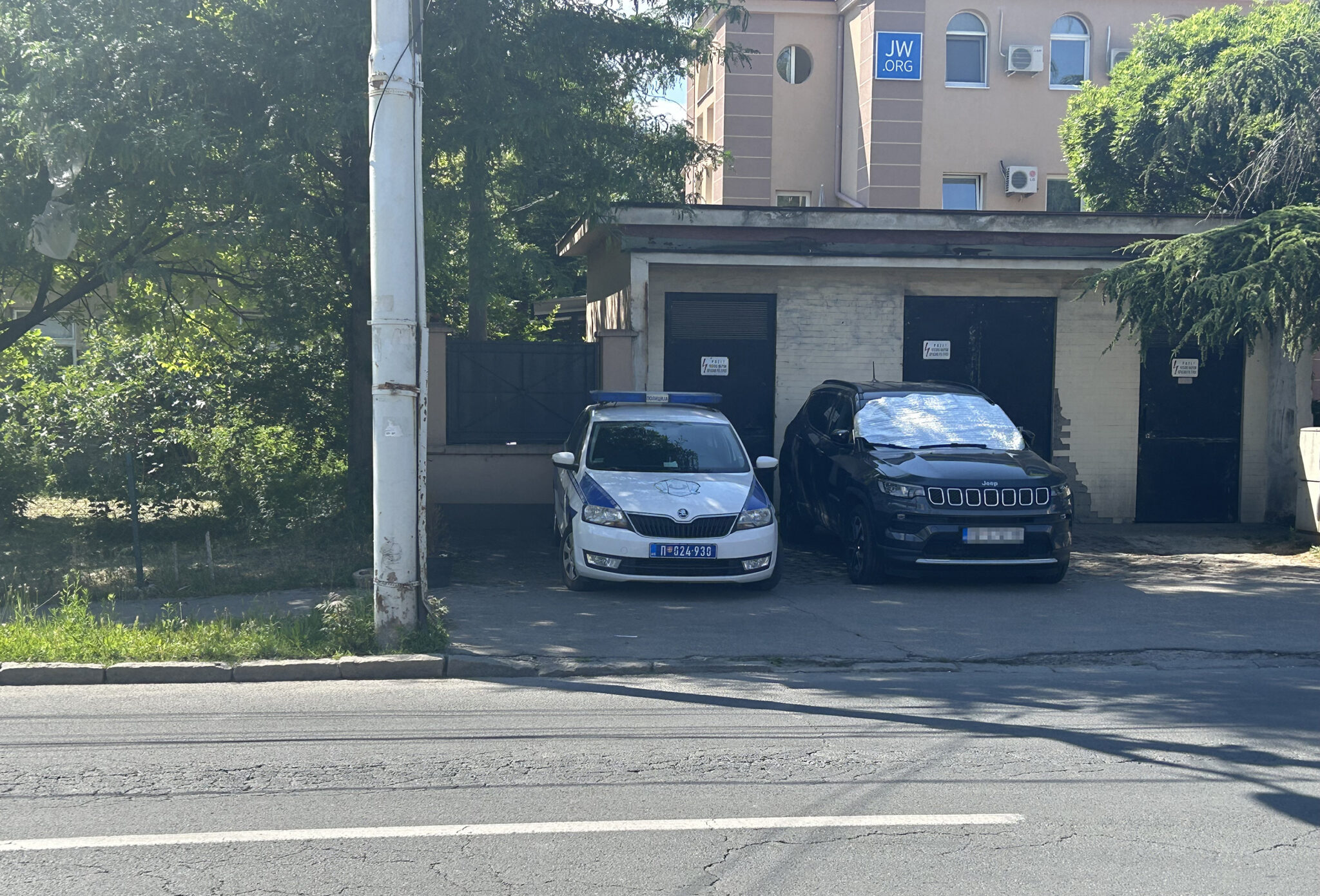 Prve fotografije iz Zemuna: Sin zakopao telo oca i uzimao njegovu penziju, policija na terenu FOTO