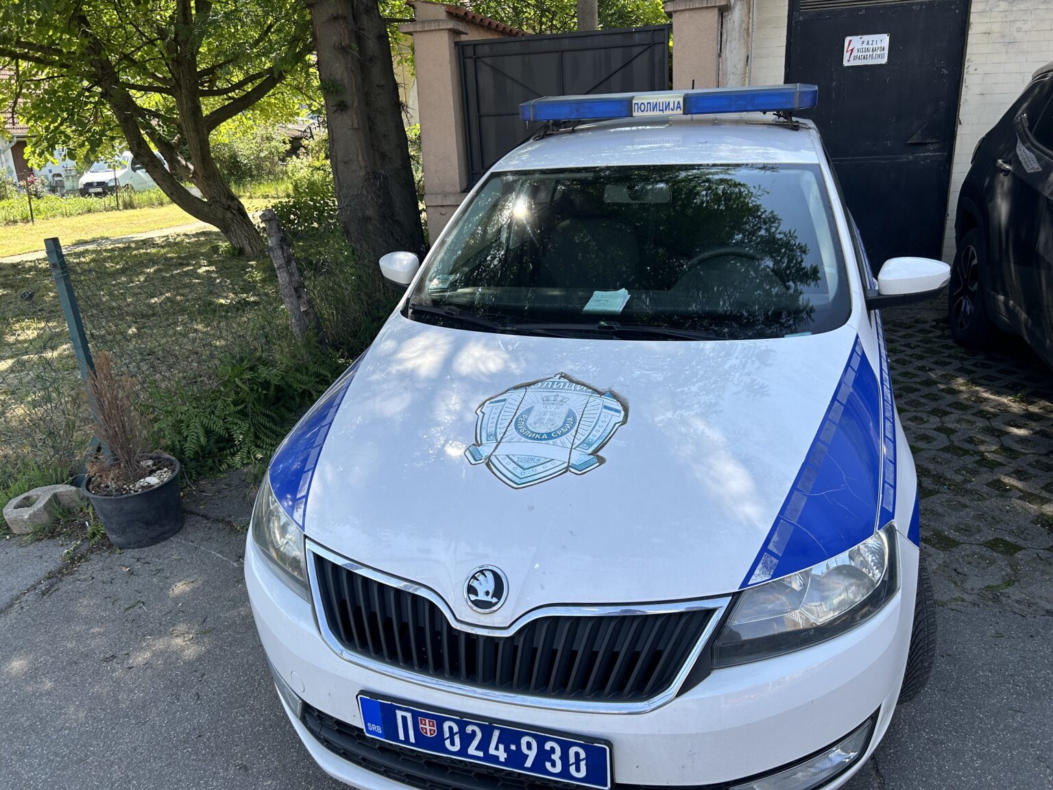 Prve fotografije iz Zemuna: Sin zakopao telo oca i uzimao njegovu penziju, policija na terenu FOTO