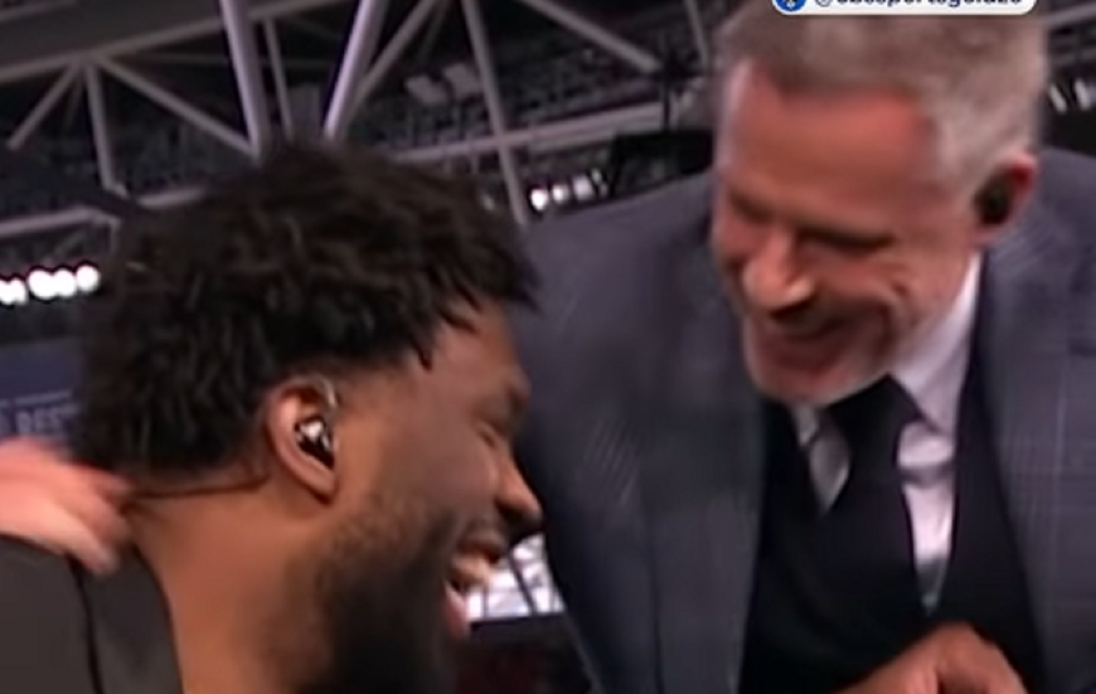 Karager pio pivo s navijačima, pa uzjahao čoveka i pravio šou pred ...