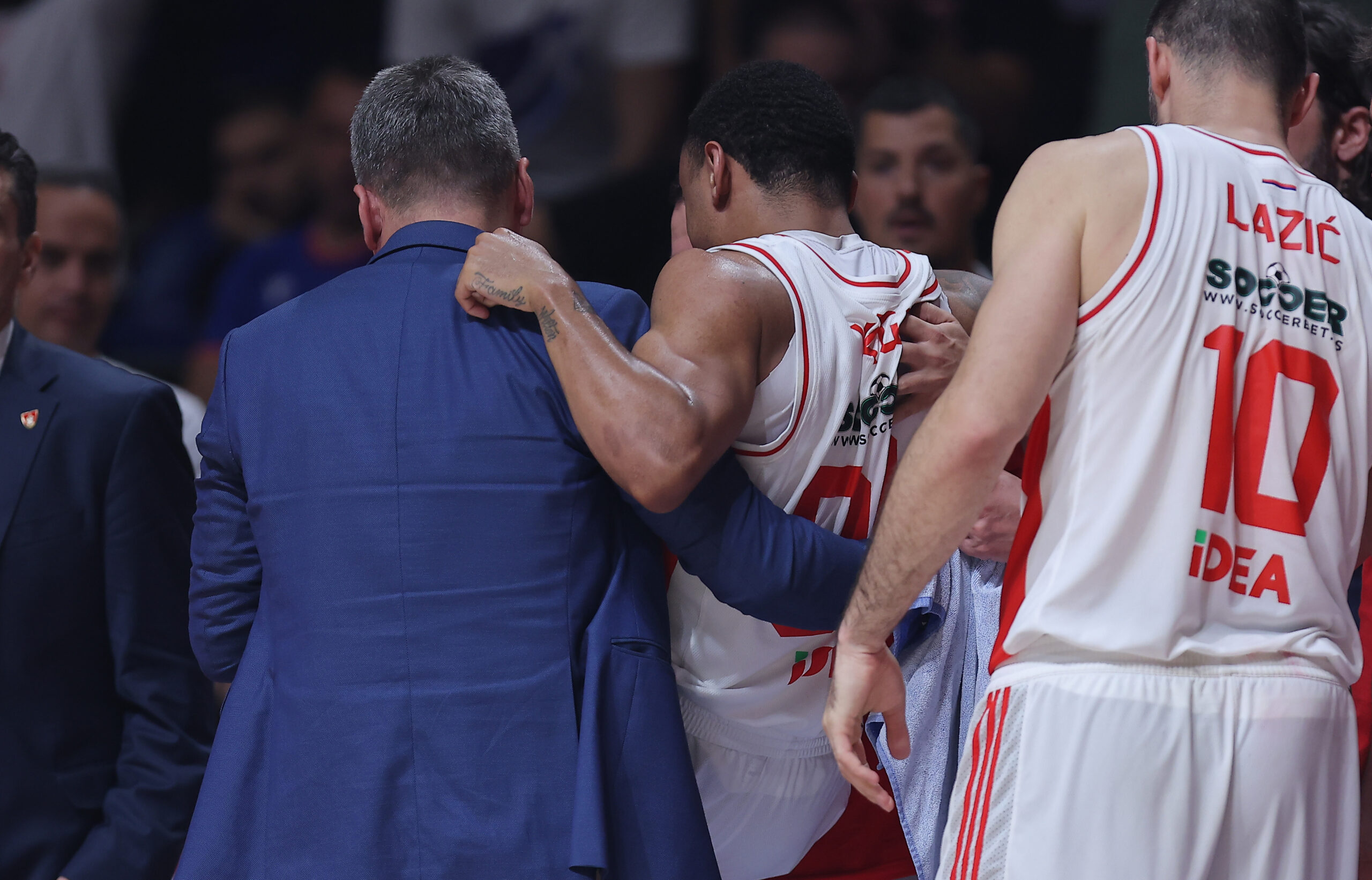 Prizor koji će zabrinuti navijače Zvezde: Jago na nosilima iznet iz ...