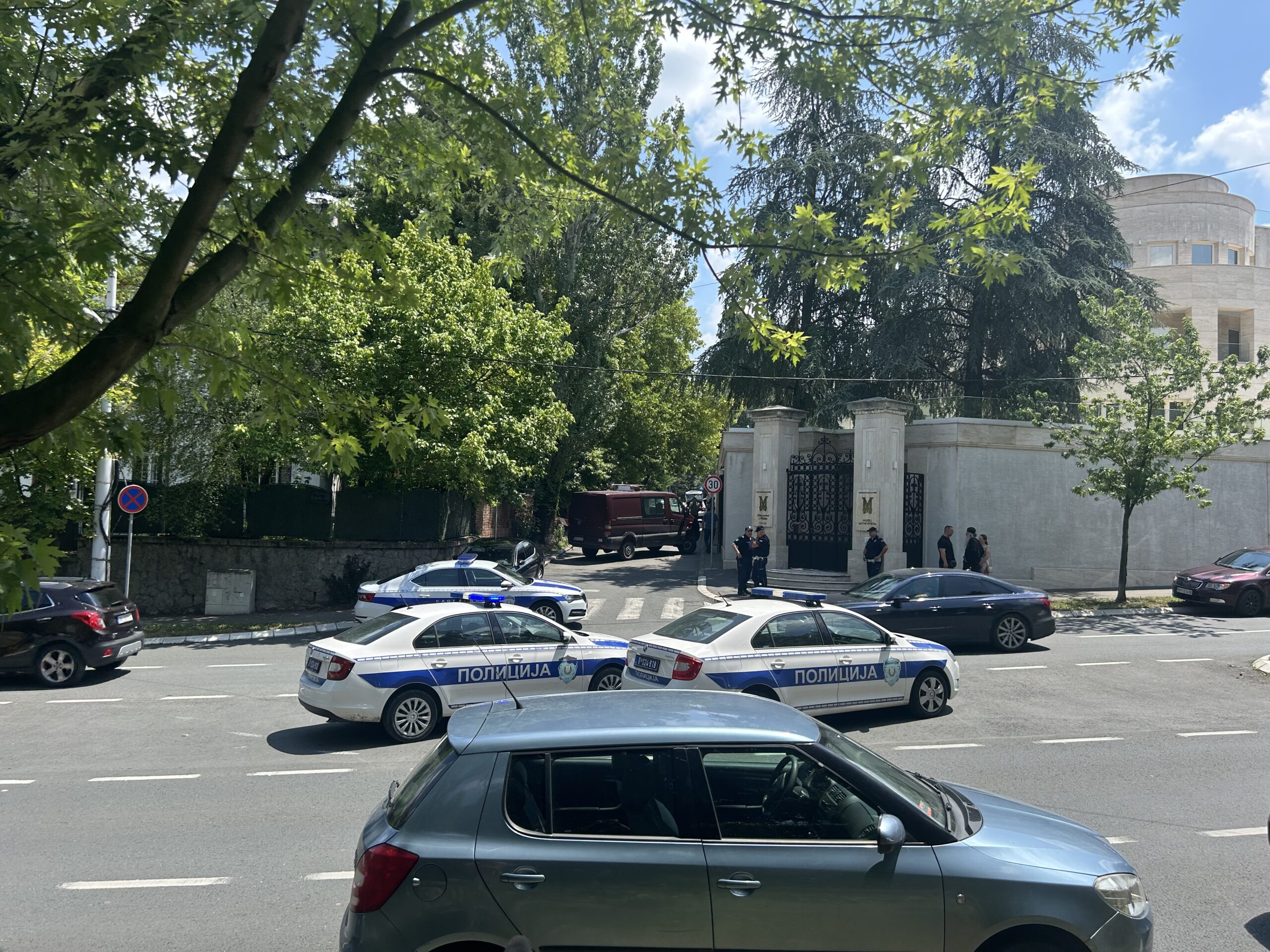 Opsadno stanje oko ambasade Izraela na Dedinju: Prve fotografije sa mesta gde je ranjen žandarm
