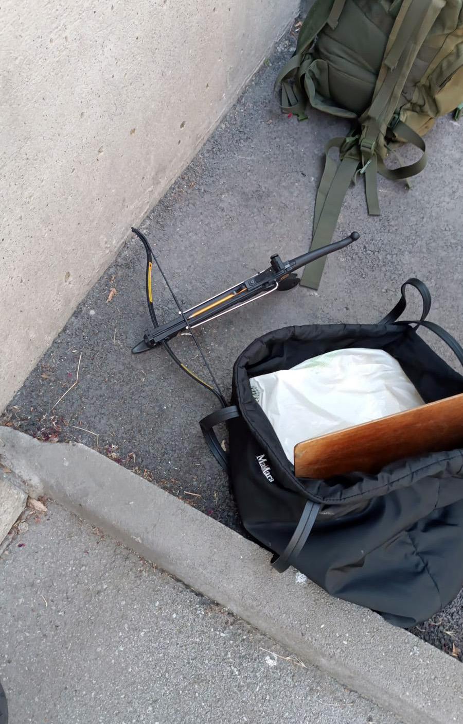 Muškarac ušao u krug zgrade MUP-a sa samostrelom u rancu: Policija ga privela, vrši se pretres stana