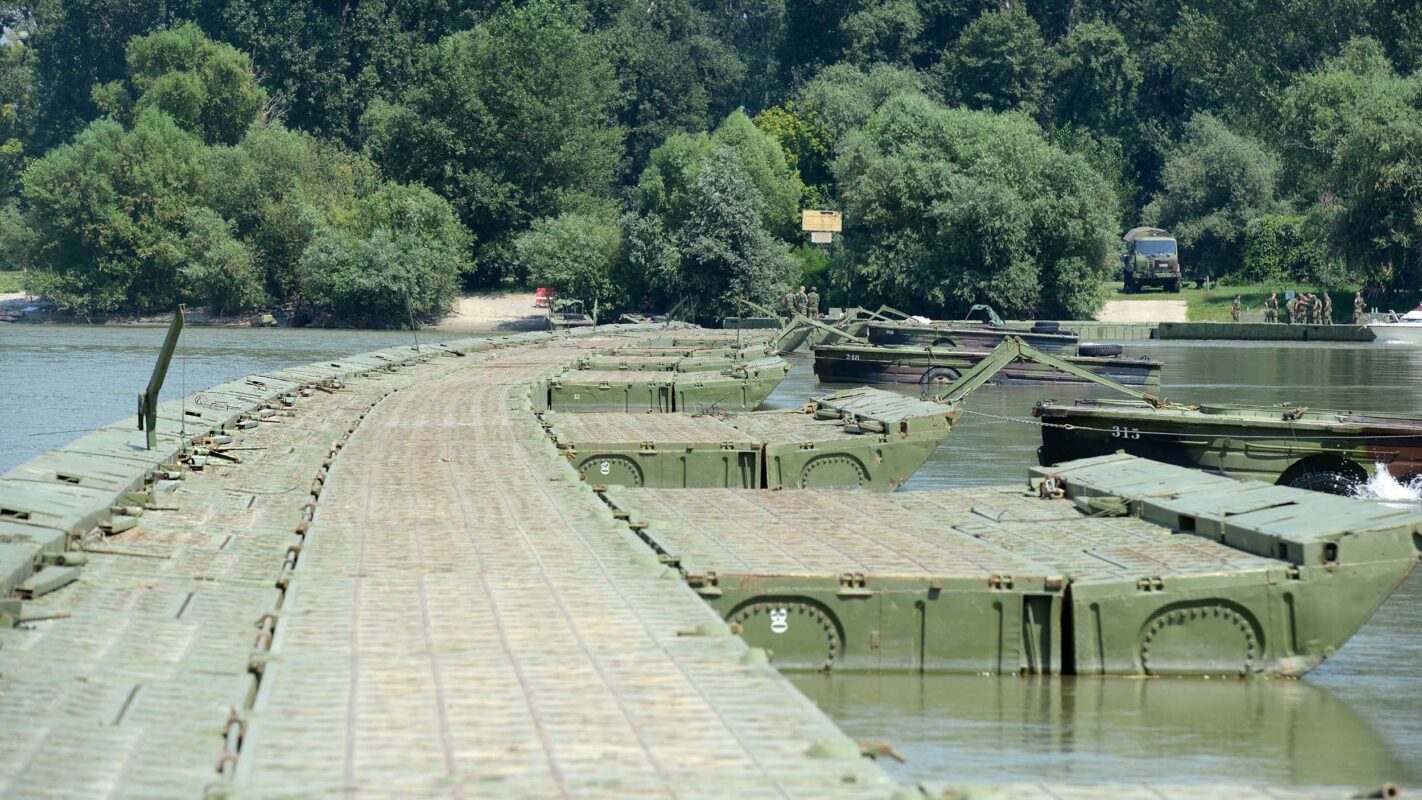 Vojska Srbije postavila pontonski most od Zemunskog keja do Velikog ...