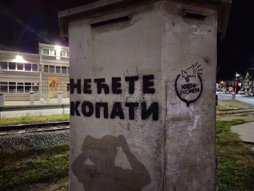 "Nećete kopati": Uoči doalska Vučića u Loznicu osvanuli grafiti protv ...